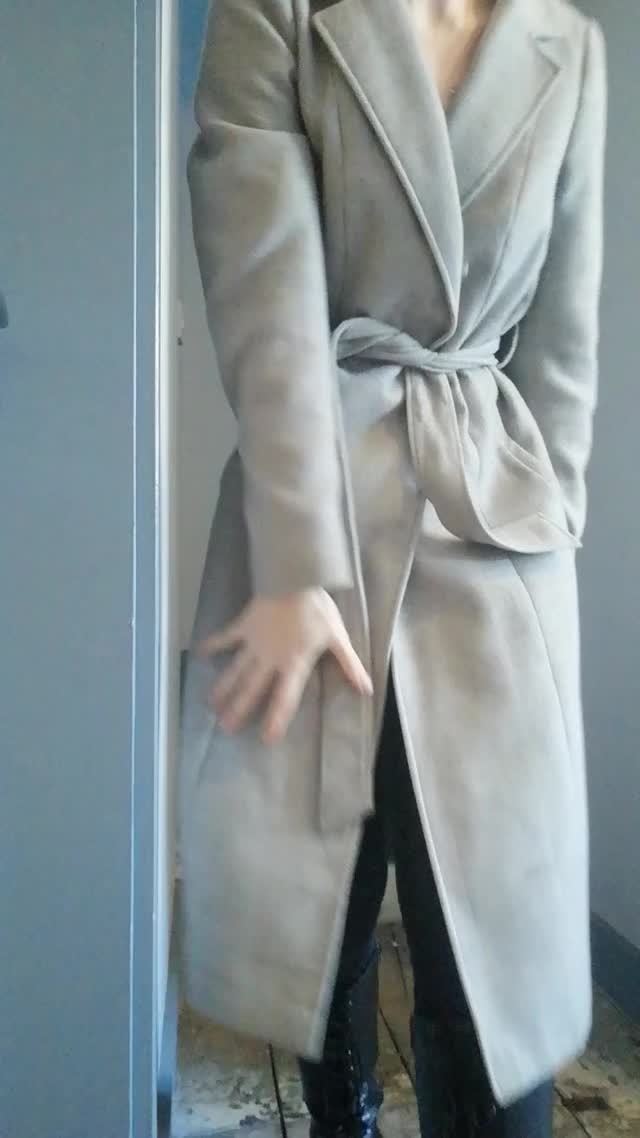 Nobody questions a big coat when it's cold 😉 [f] | Scrolller