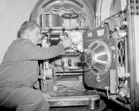Repairing a Wurlitzer 1015 jukebox, ca. 1950 | Scrolller