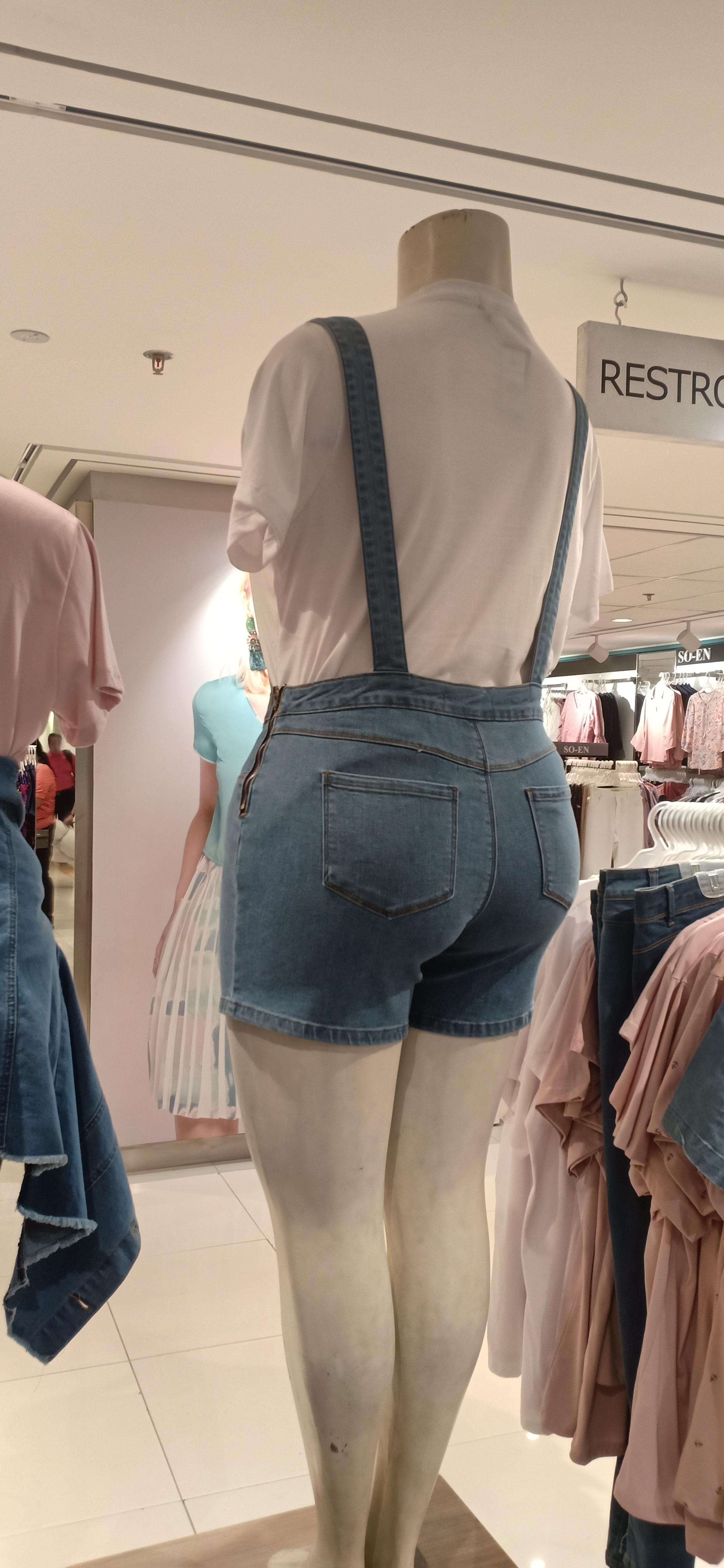 Not gonna lie this mannequin low-key thicc | Scrolller