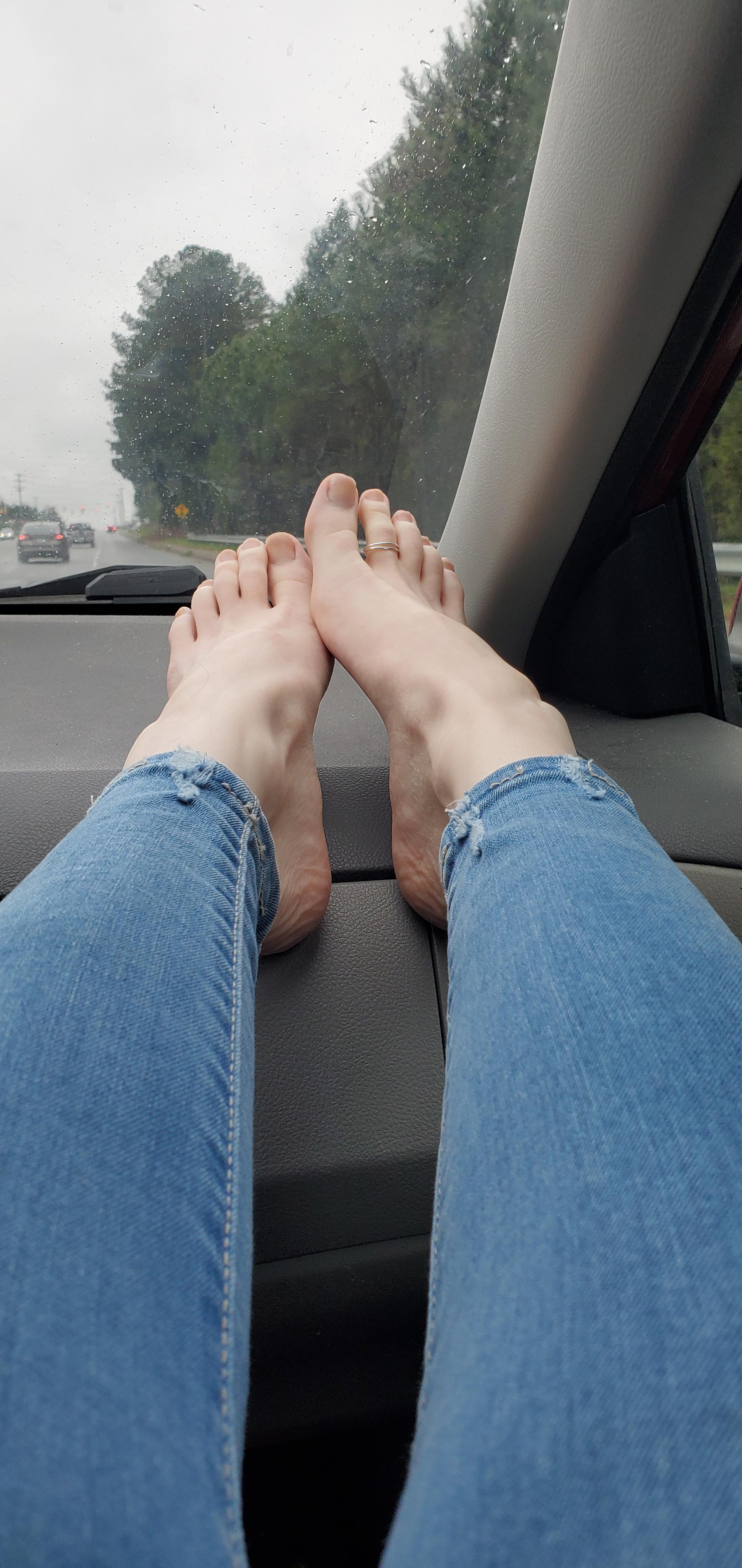 Nude toes on the dash | Scrolller
