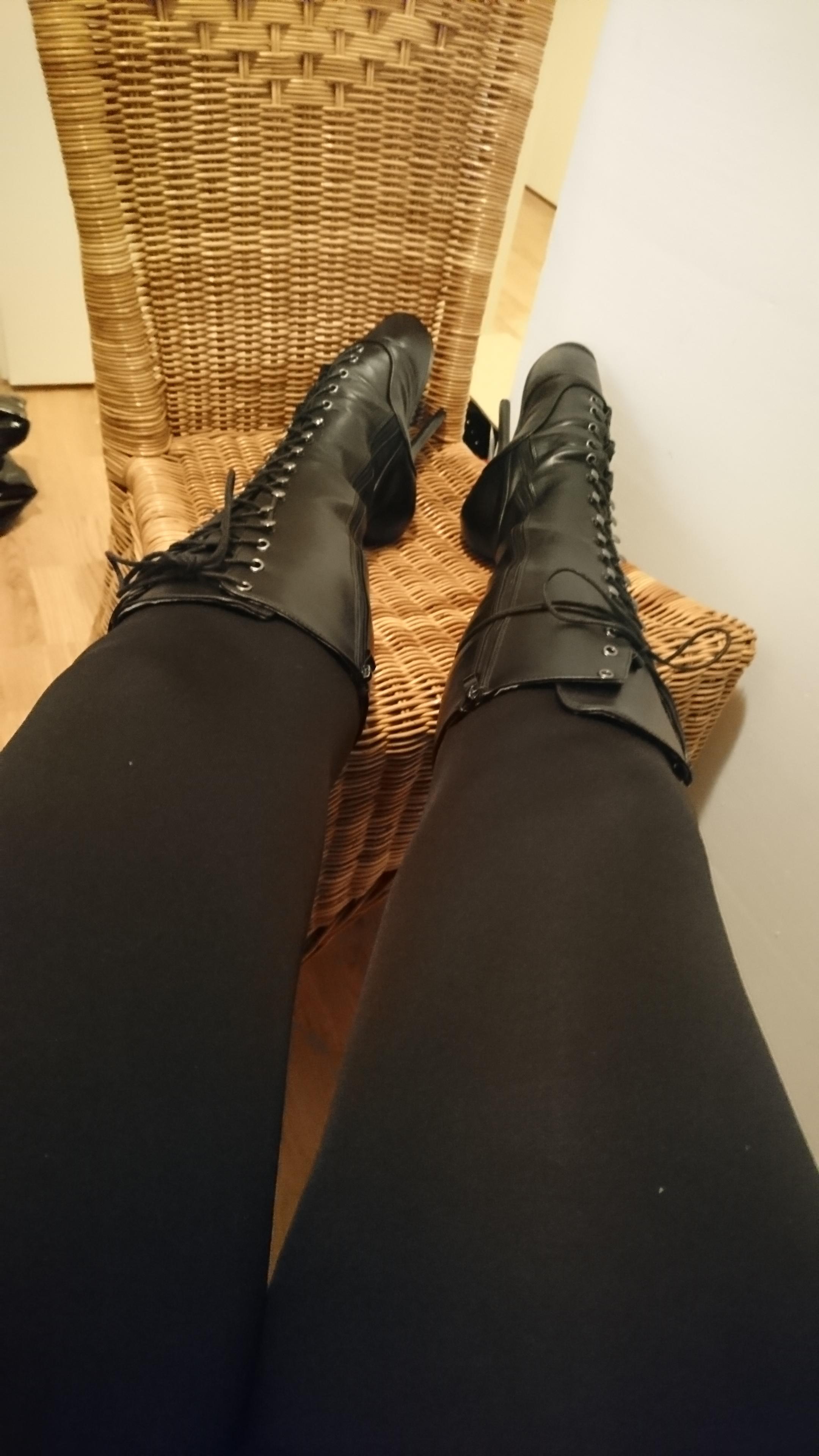 [OC] Lounging | Scrolller