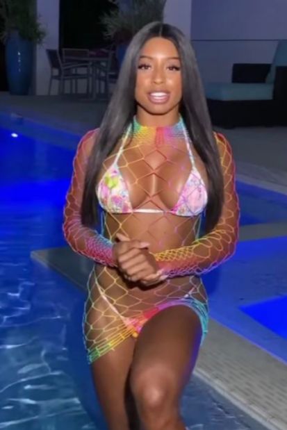 Oh shit she really did get implants 😳 | Scrolller