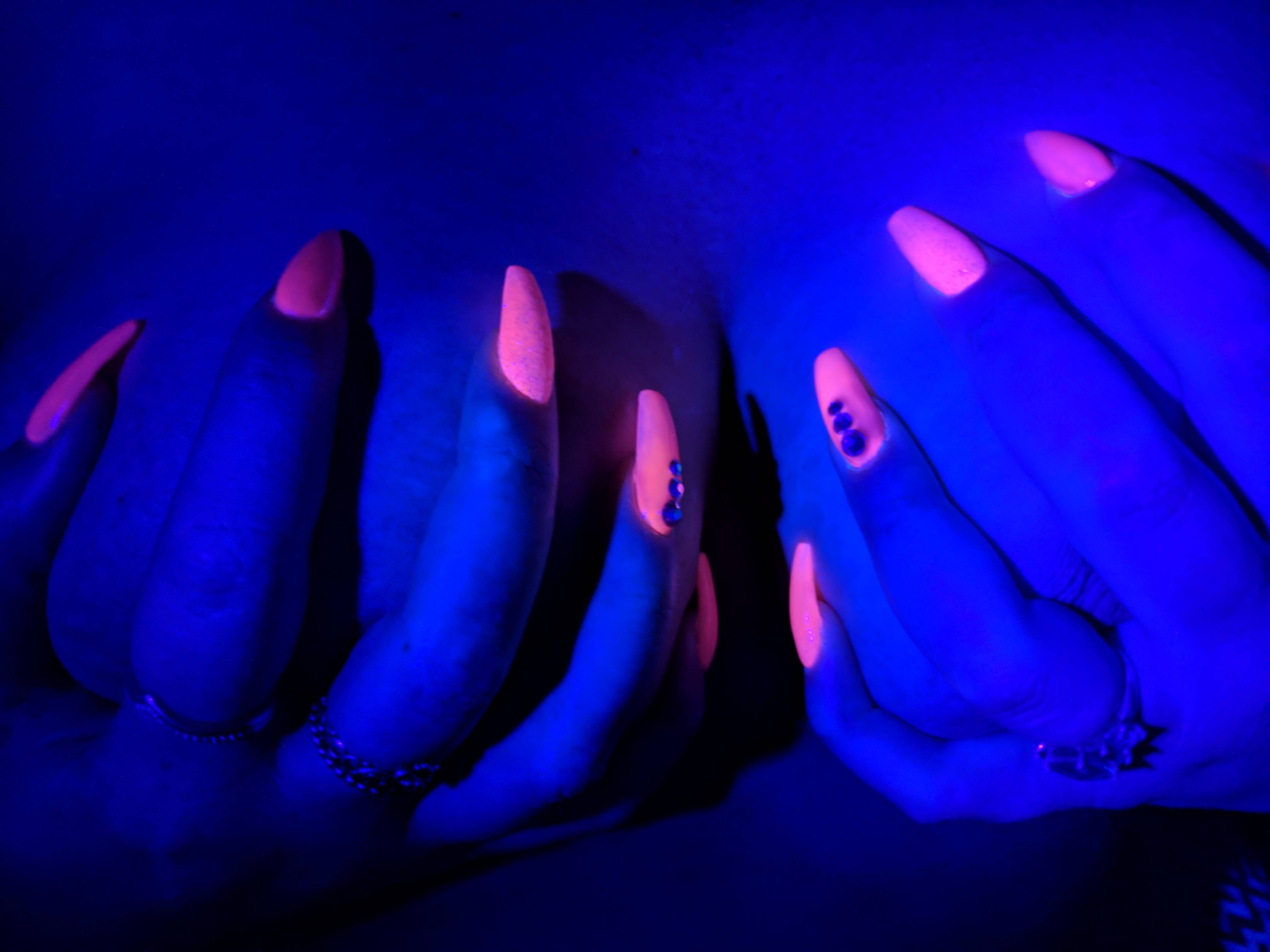 Ohhh look they glow 😍 | Scrolller