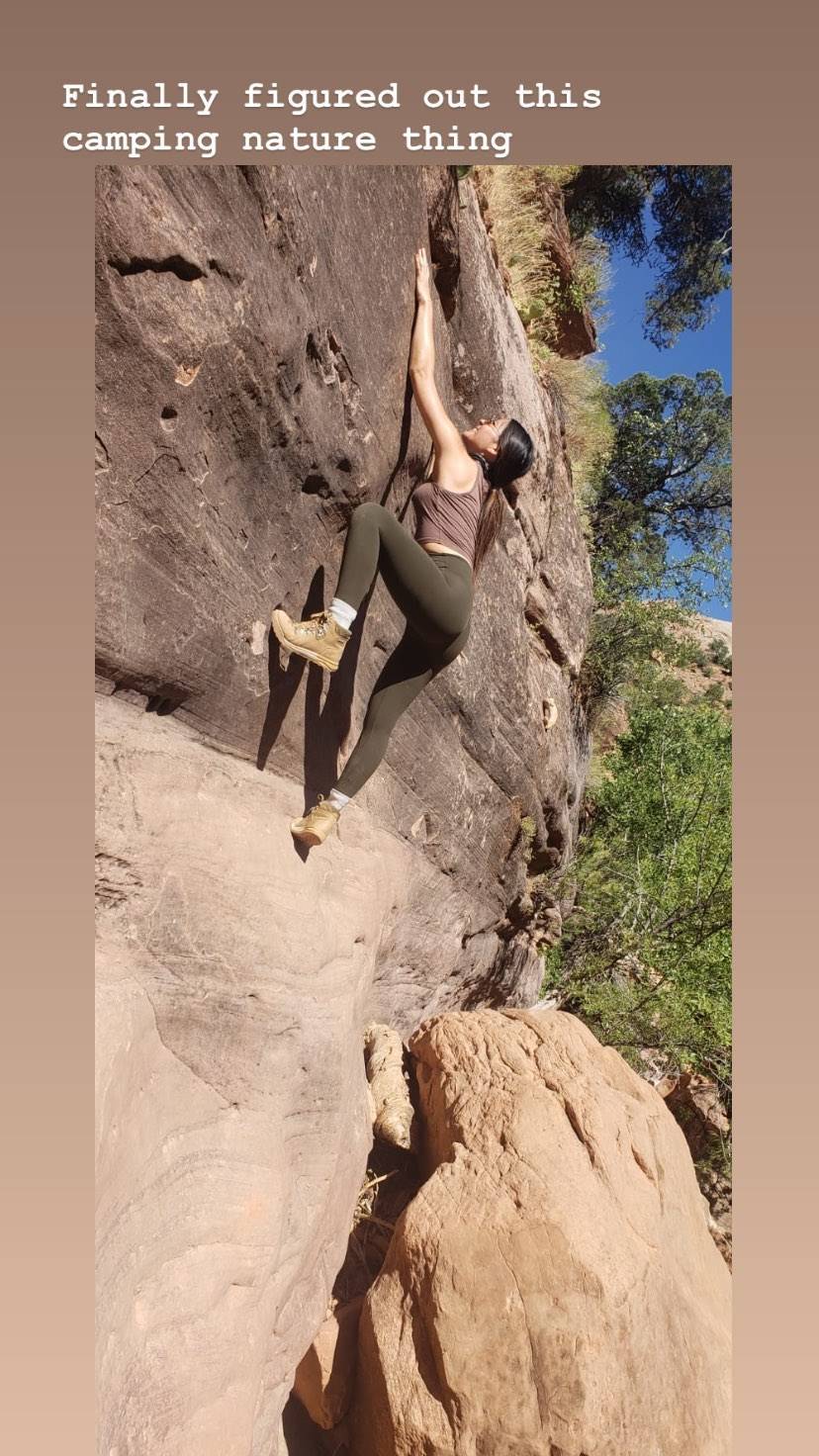 Olivia Munn Scrolller