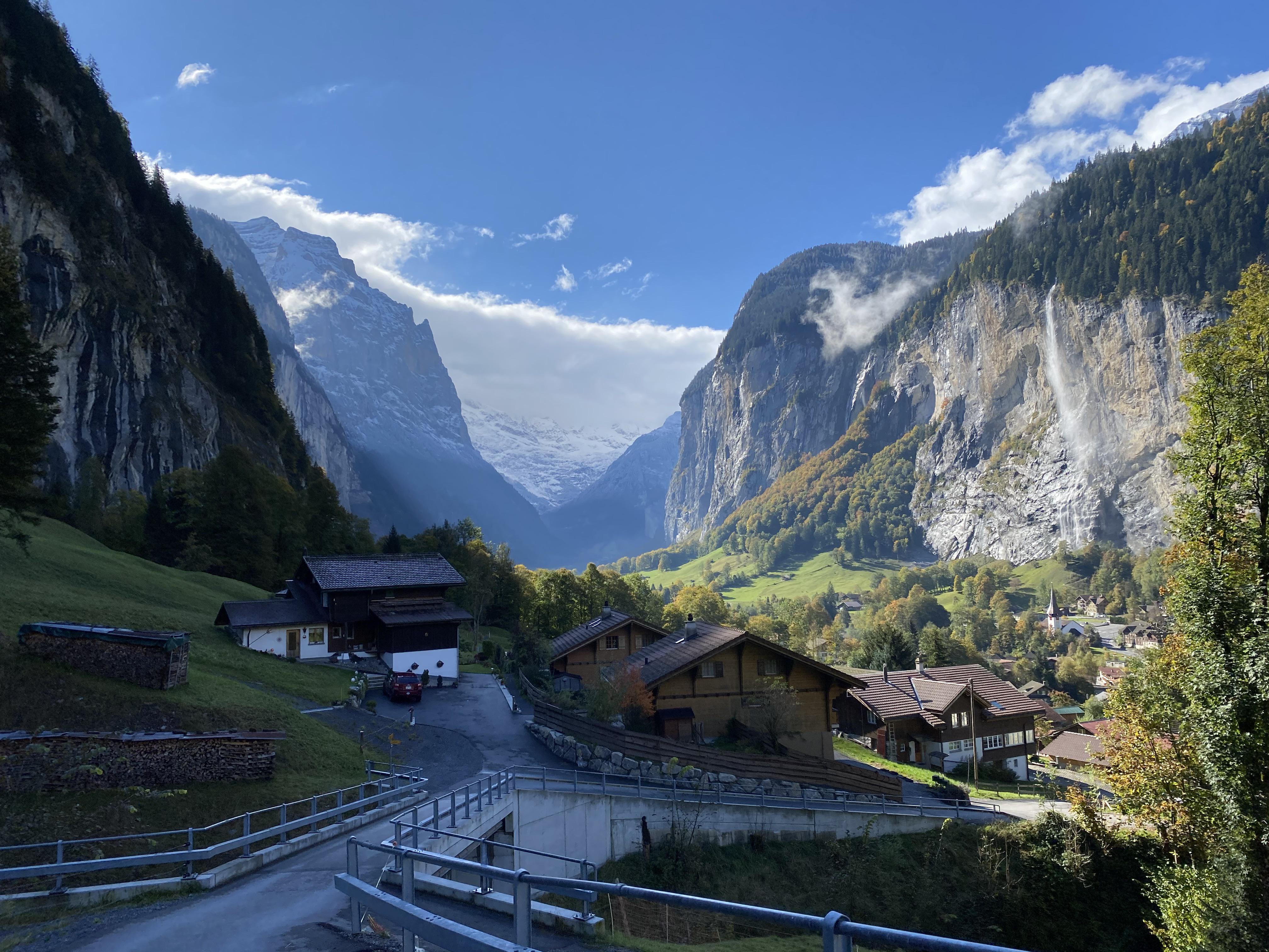 On my hike from Wengen to Lauterbrunnen, Bern | Scrolller