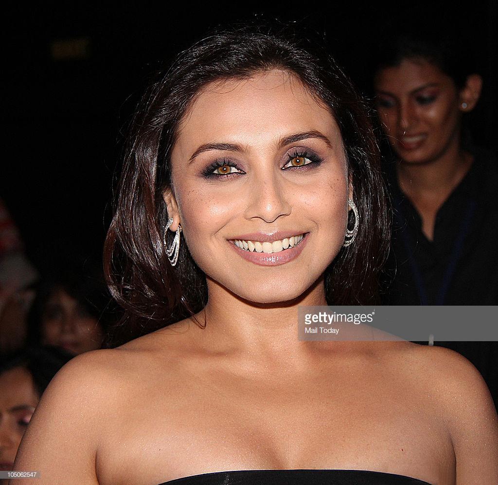 Oooh lala those Bare-shoulders, Rani Mukherjee | Scrolller