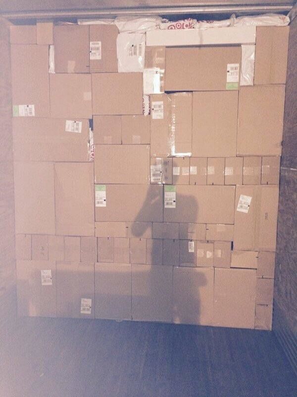 Packing a UPS truck. (x-post of /r/pics) | Scrolller