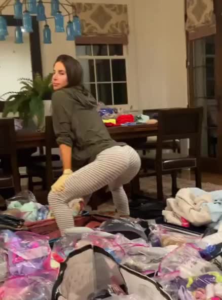 Packing and Twerking | Scrolller