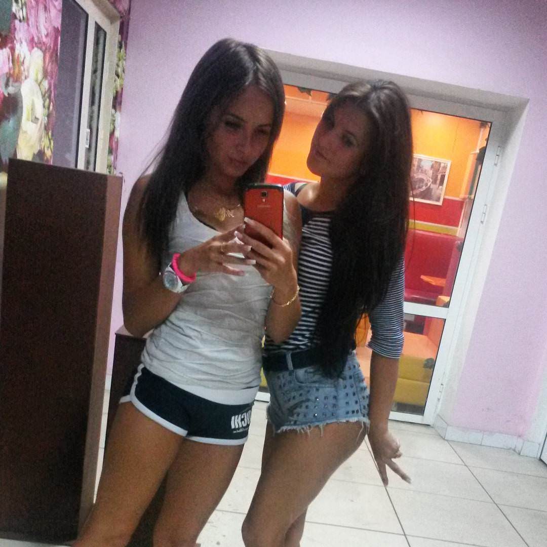 Pair of freshmen | Scrolller