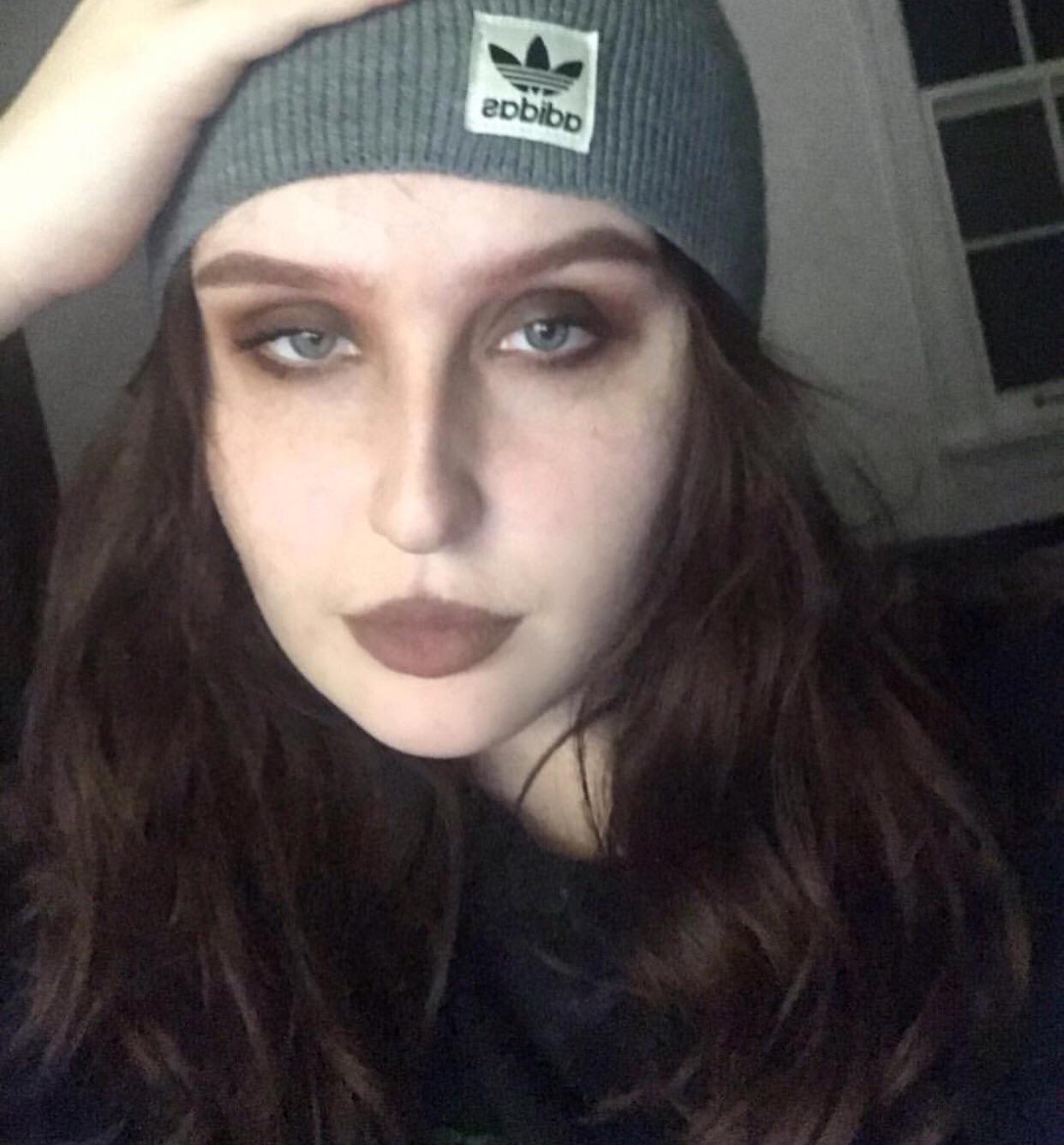 sleepy girl | Scrolller