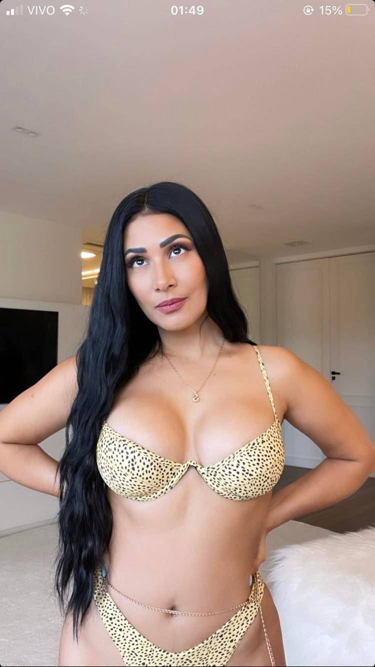 Para mais fotos de famosas brasileiras, baixe o app, nos comentários! | Scrolller