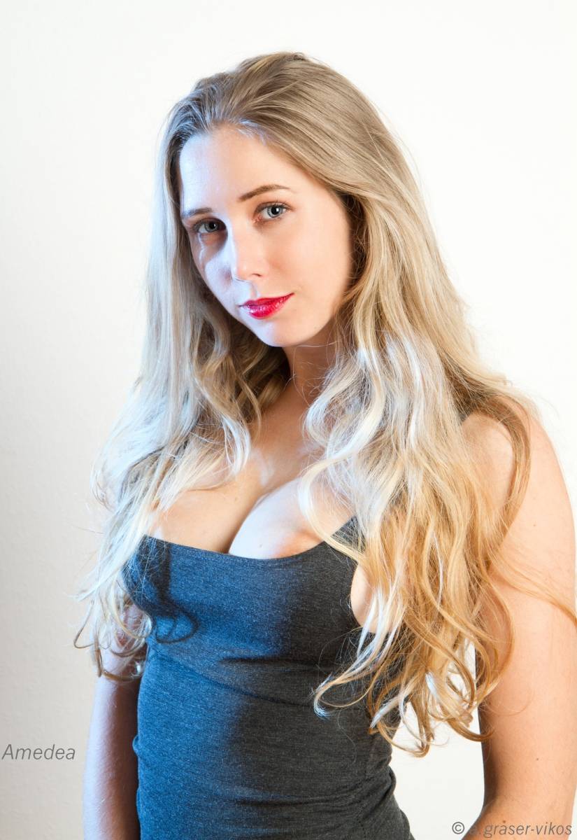 Peek (xpost r/Amedea) | Scrolller