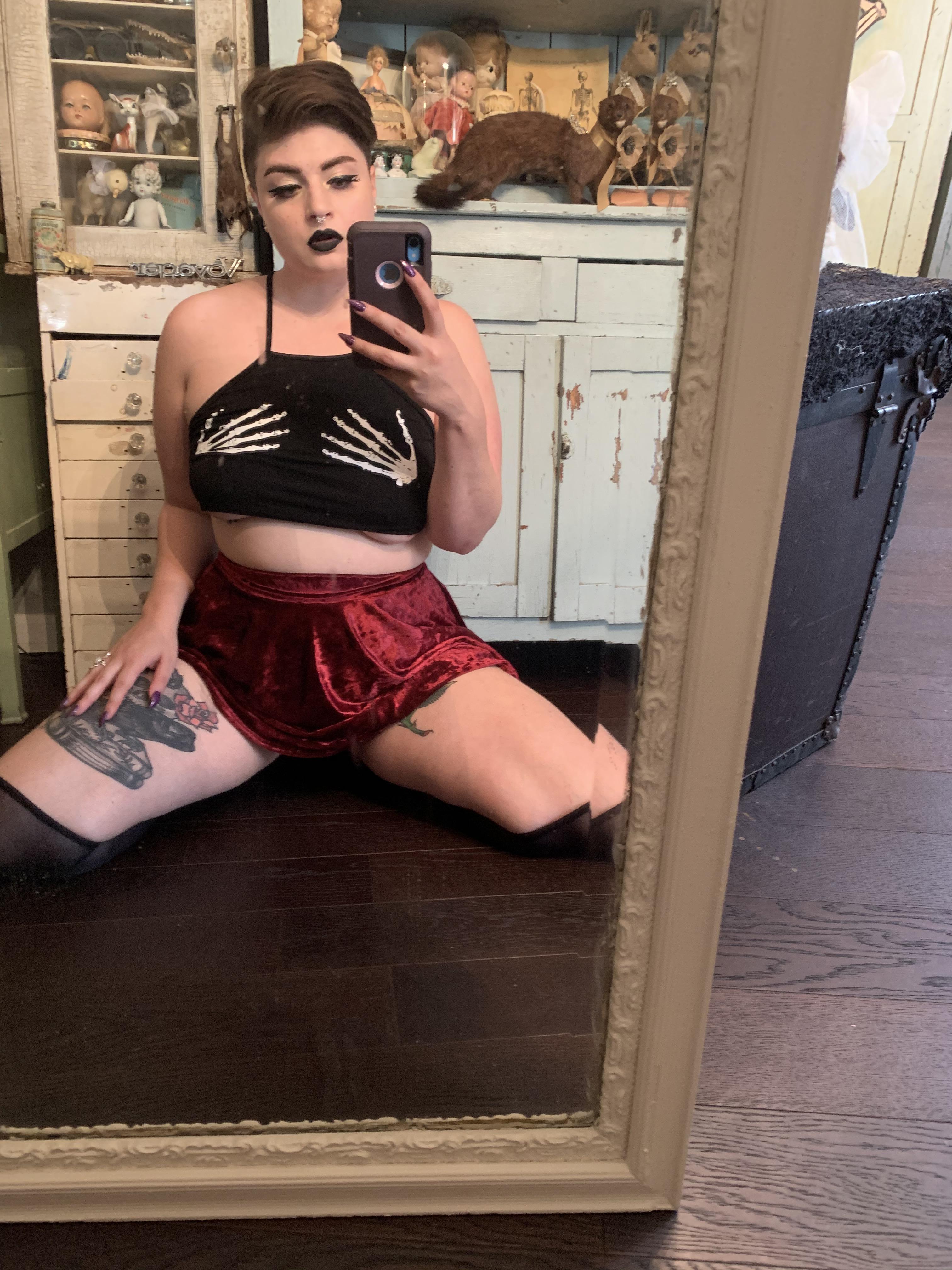 Peeking out the bottom | Scrolller