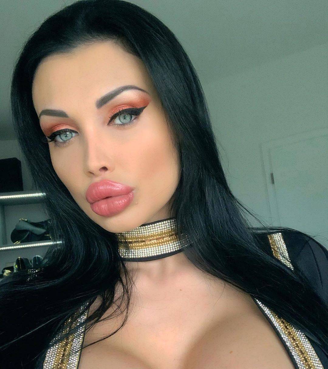 perfect Bimbo face | Scrolller