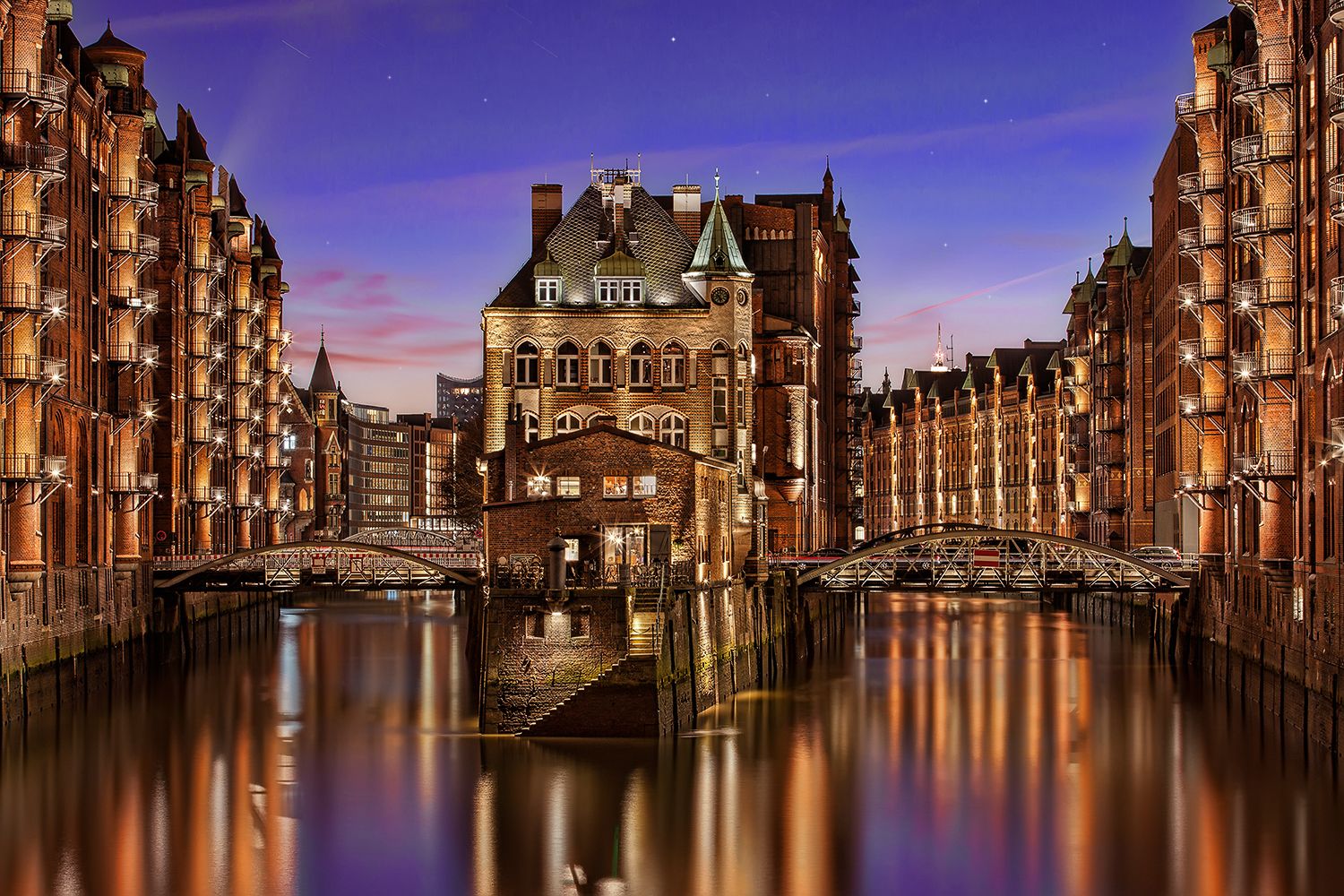 Perfect evening in Hamburg | Scrolller