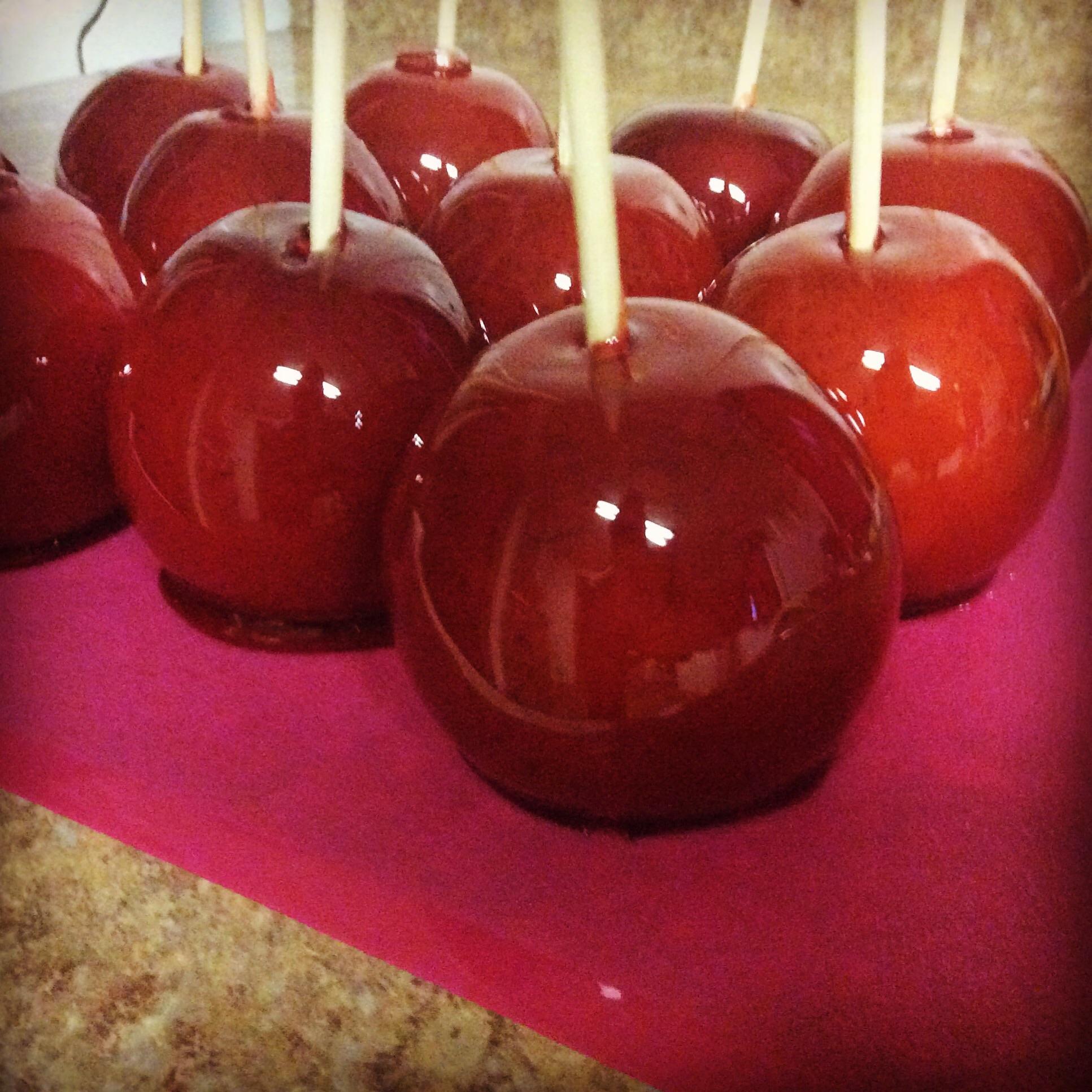 Perfect Fall Treat -- Candy Apples | Scrolller