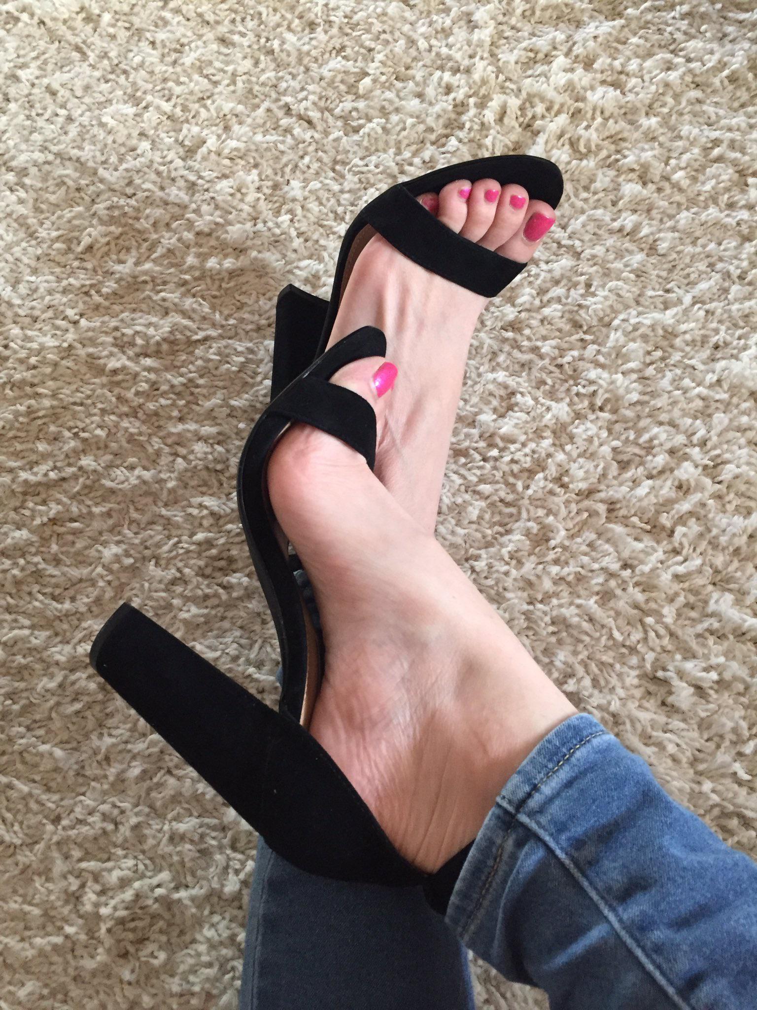 Perfect pair of heels 🖤 | Scrolller