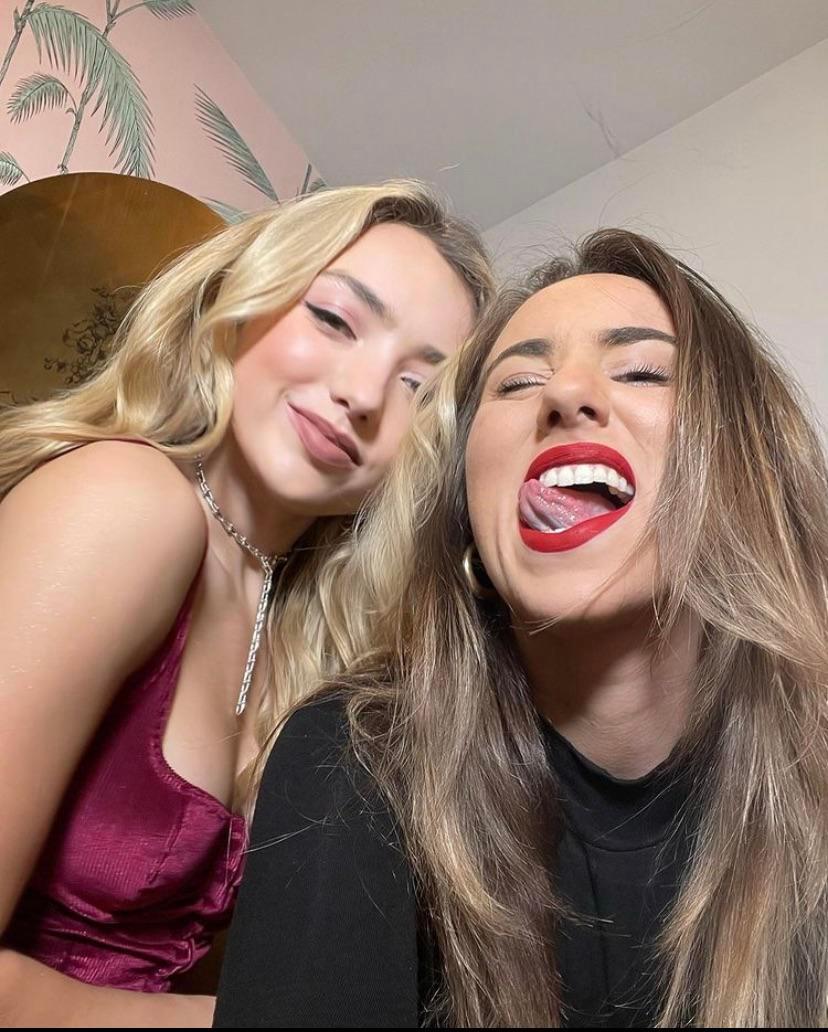 Peyton And Victoria Scrolller