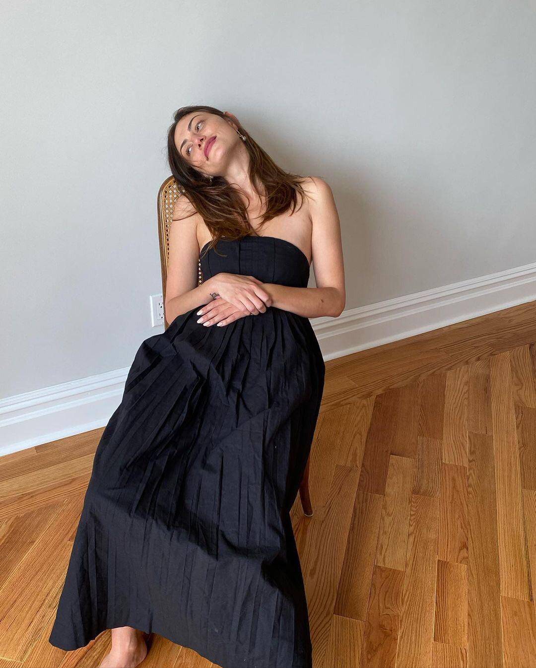 Phoebe Tonkin Scrolller