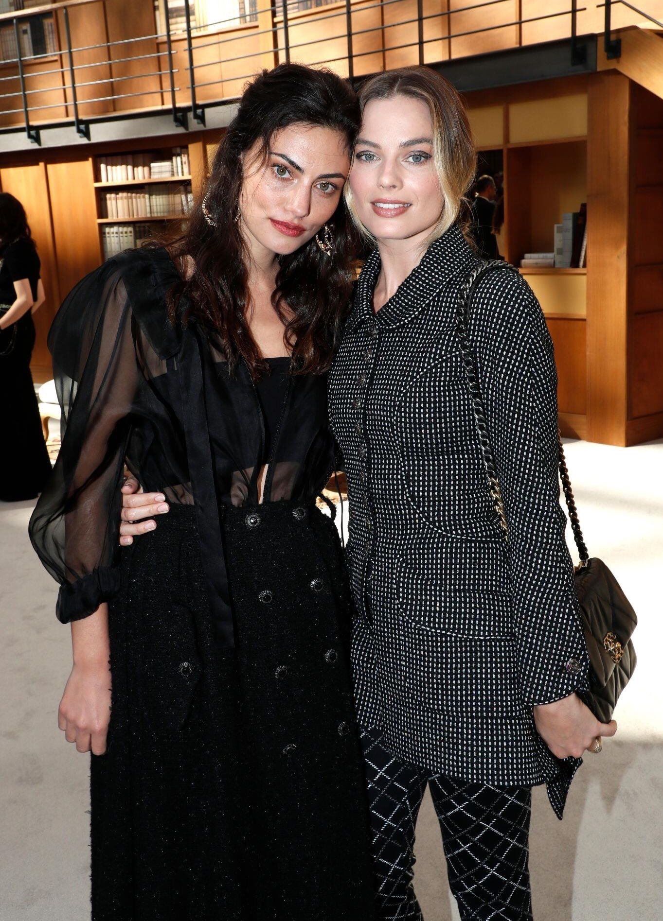 Phoebe Tonkin And Margot Robbie Scrolller