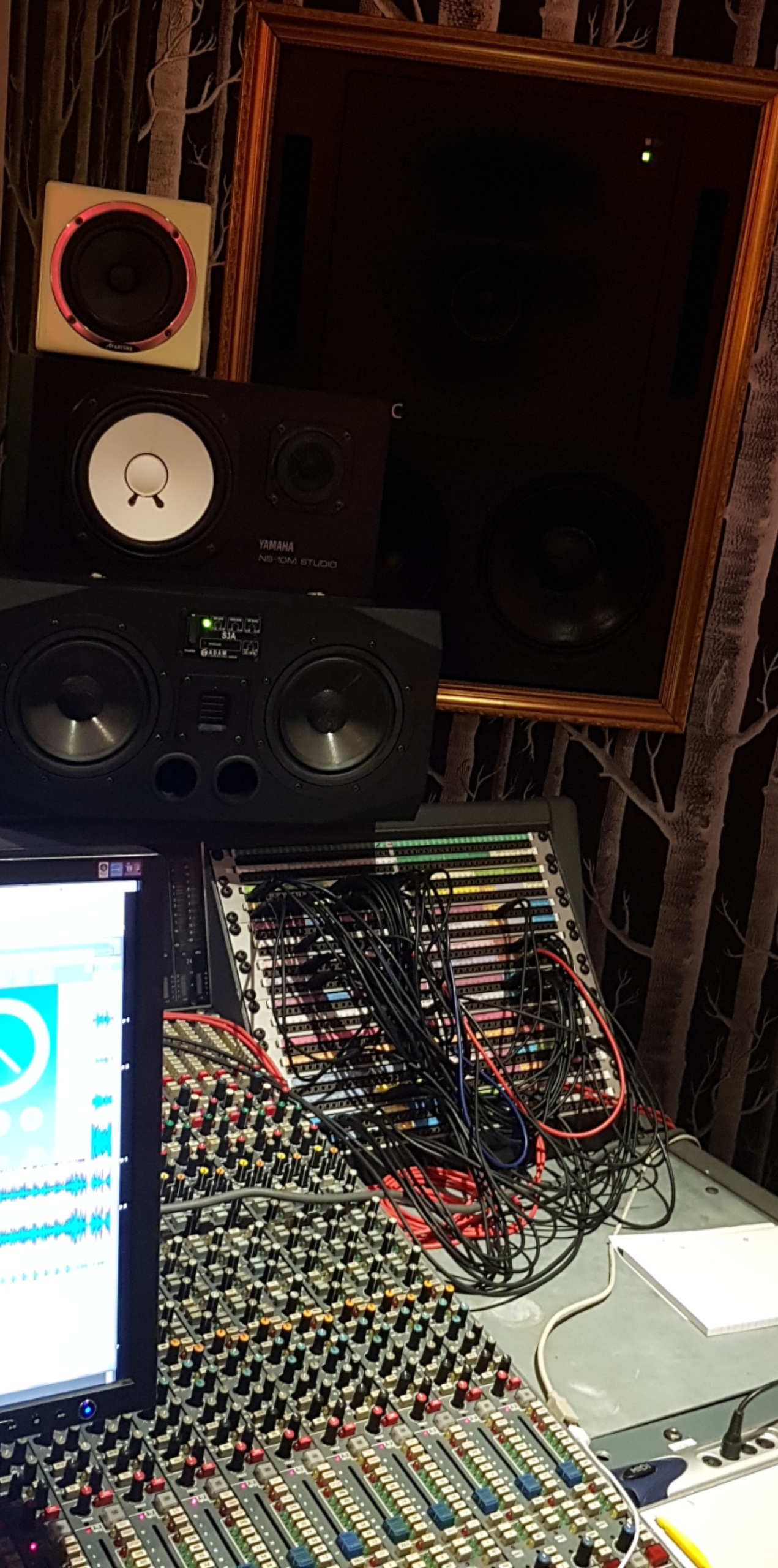 Picture frame around main monitors look amazing... BluePrint Studios | Scrolller