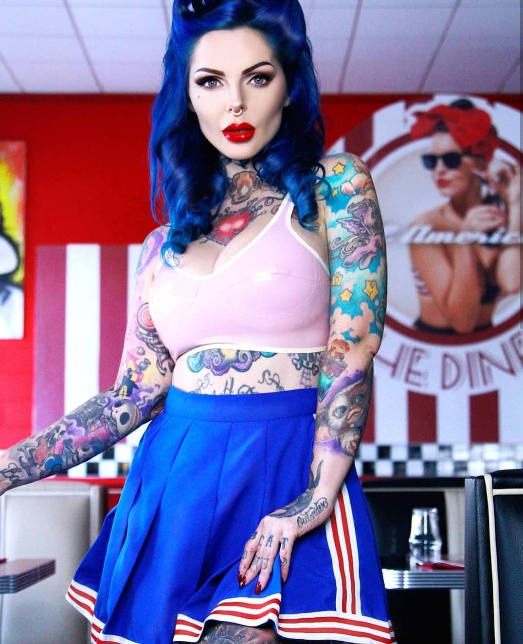 Pin-up girl | Scrolller