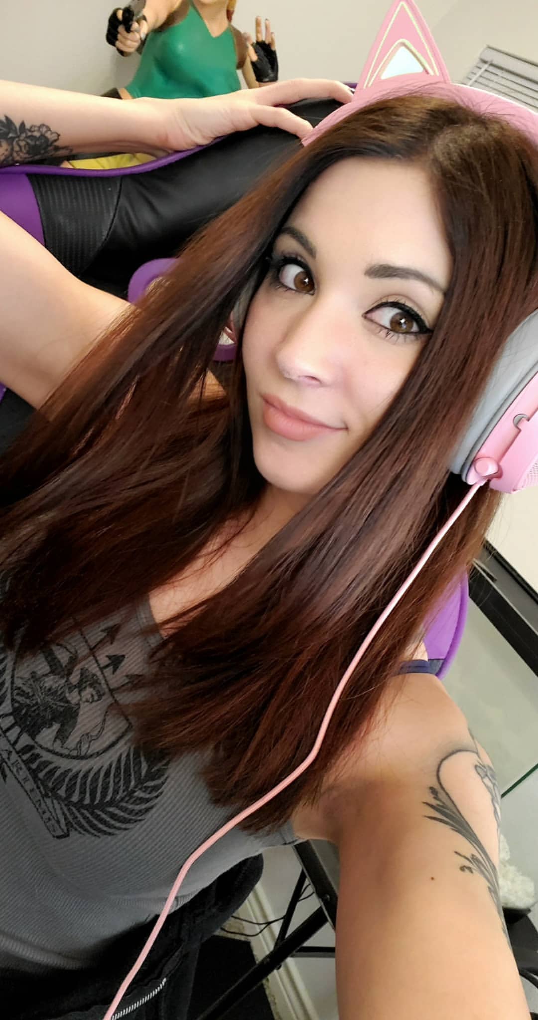 Pink headphones | Scrolller