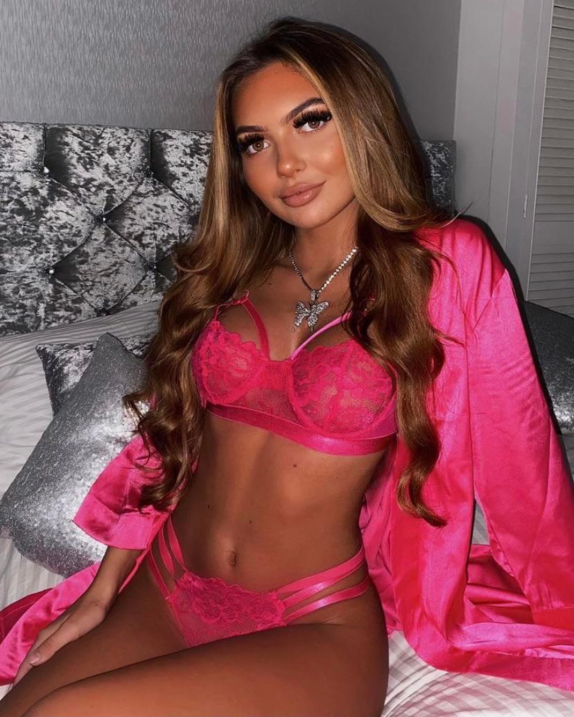 Pink lingerie chav | Scrolller