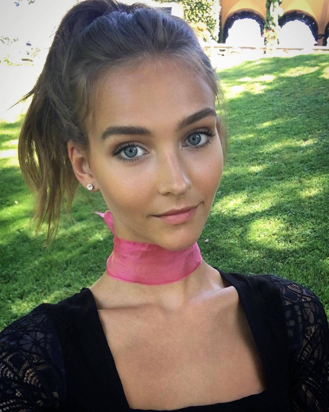 Pink ribbon | Scrolller