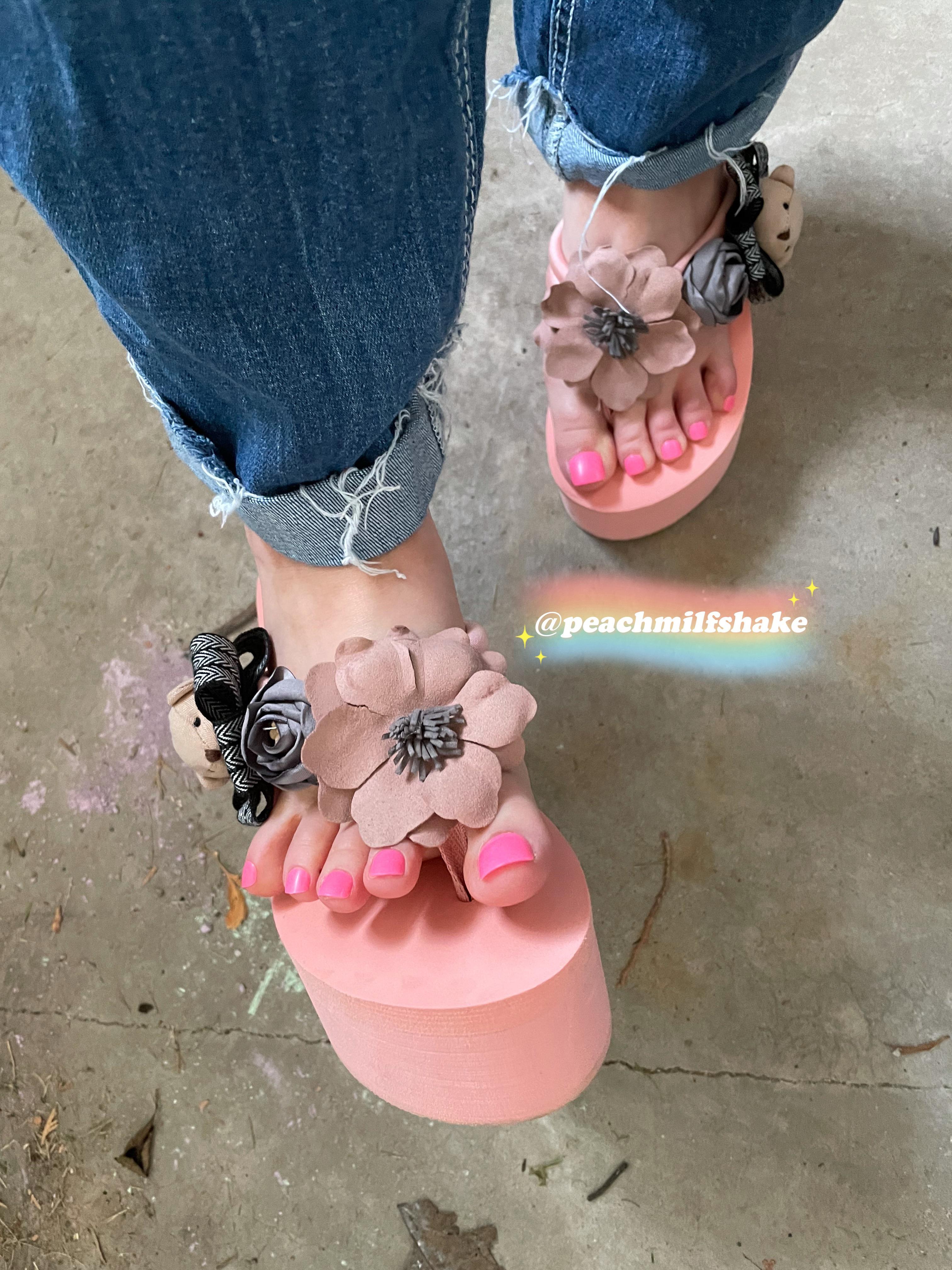 Pink toe spread in flip flops! | Scrolller