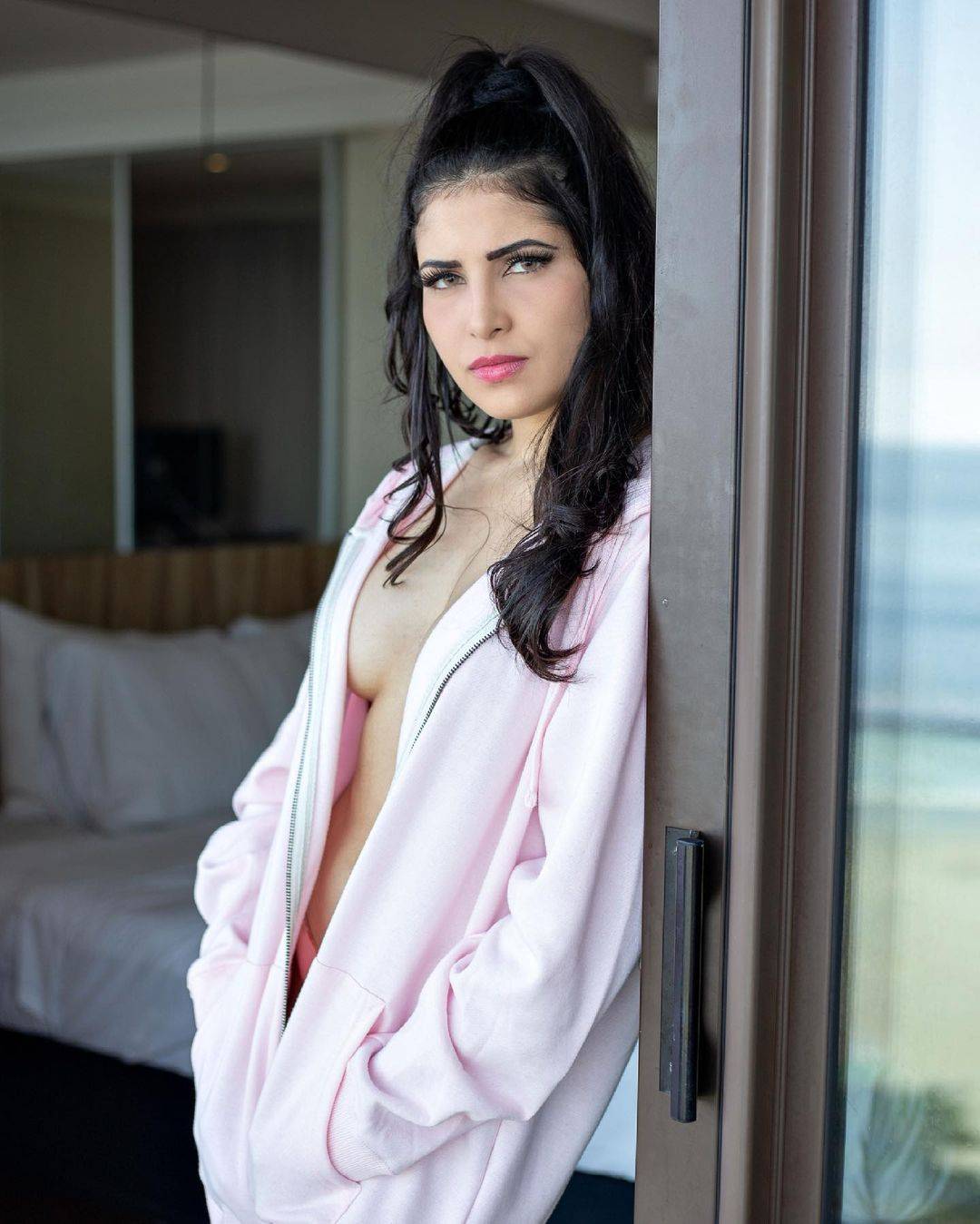 Polyana Viana | Scrolller