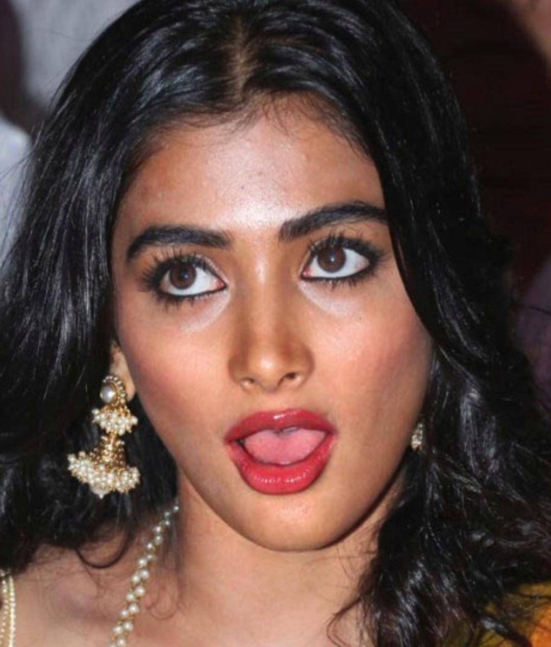 Pooja Hegde D Draining Face Scrolller