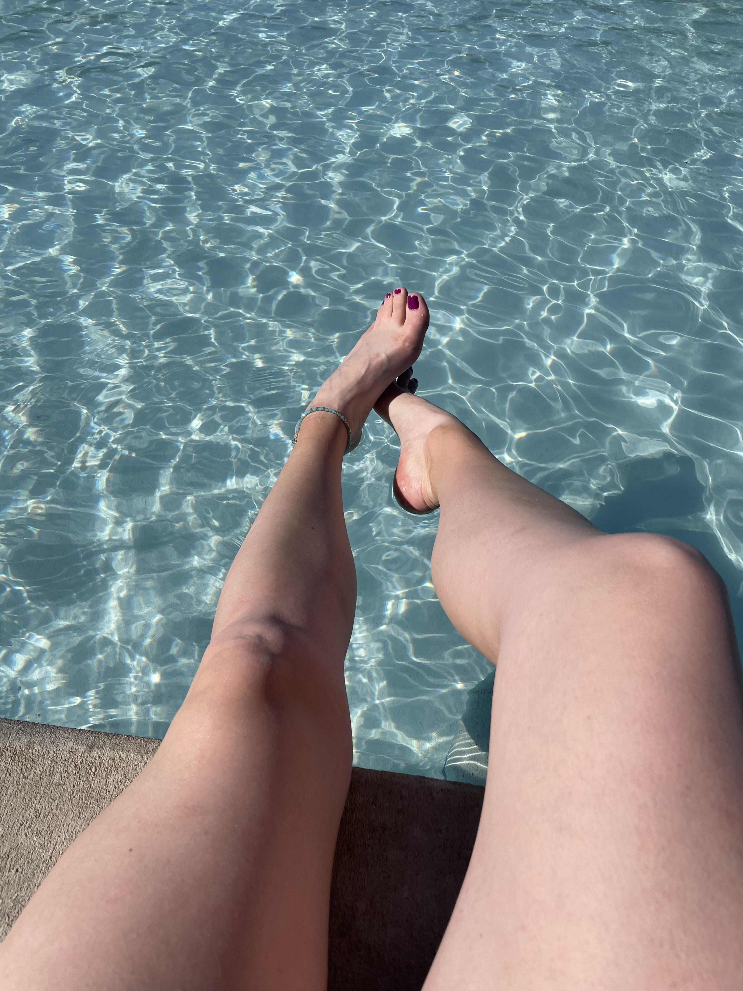Pool feet! | Scrolller