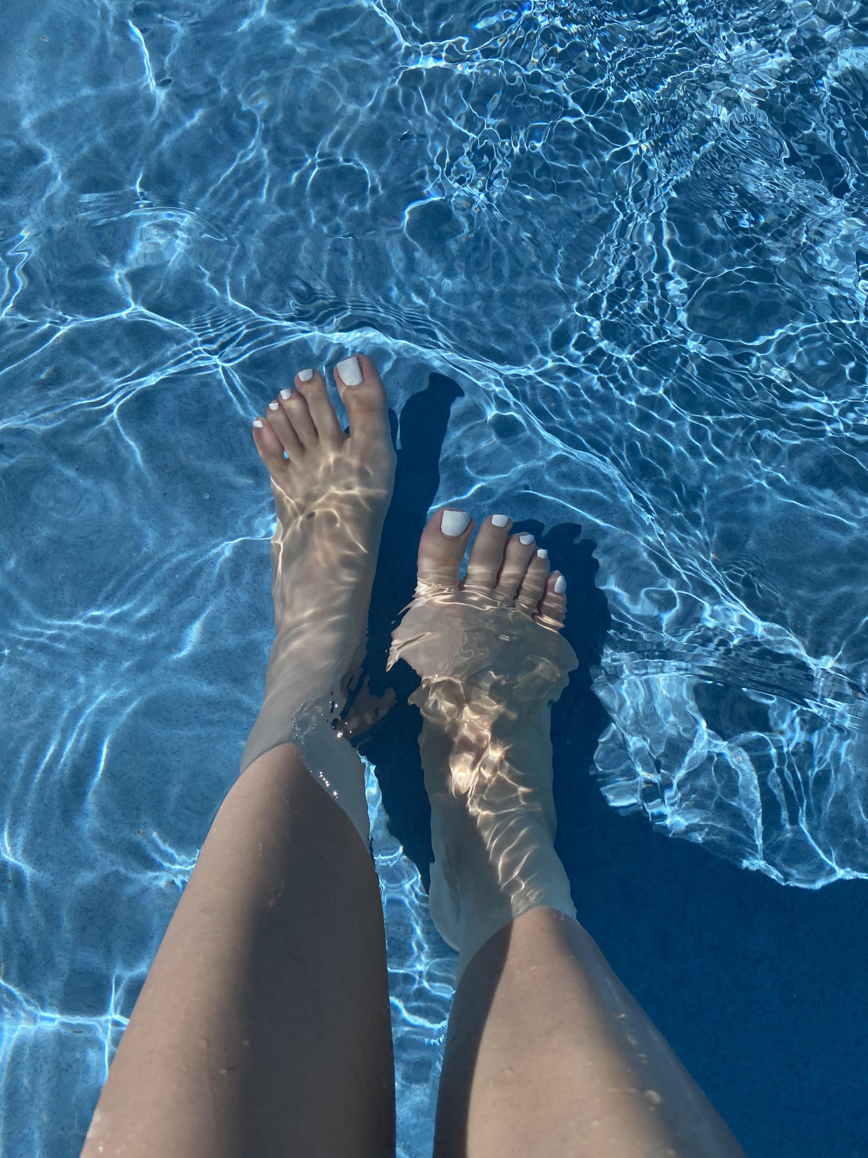 pool day 💙🧡 | Scrolller