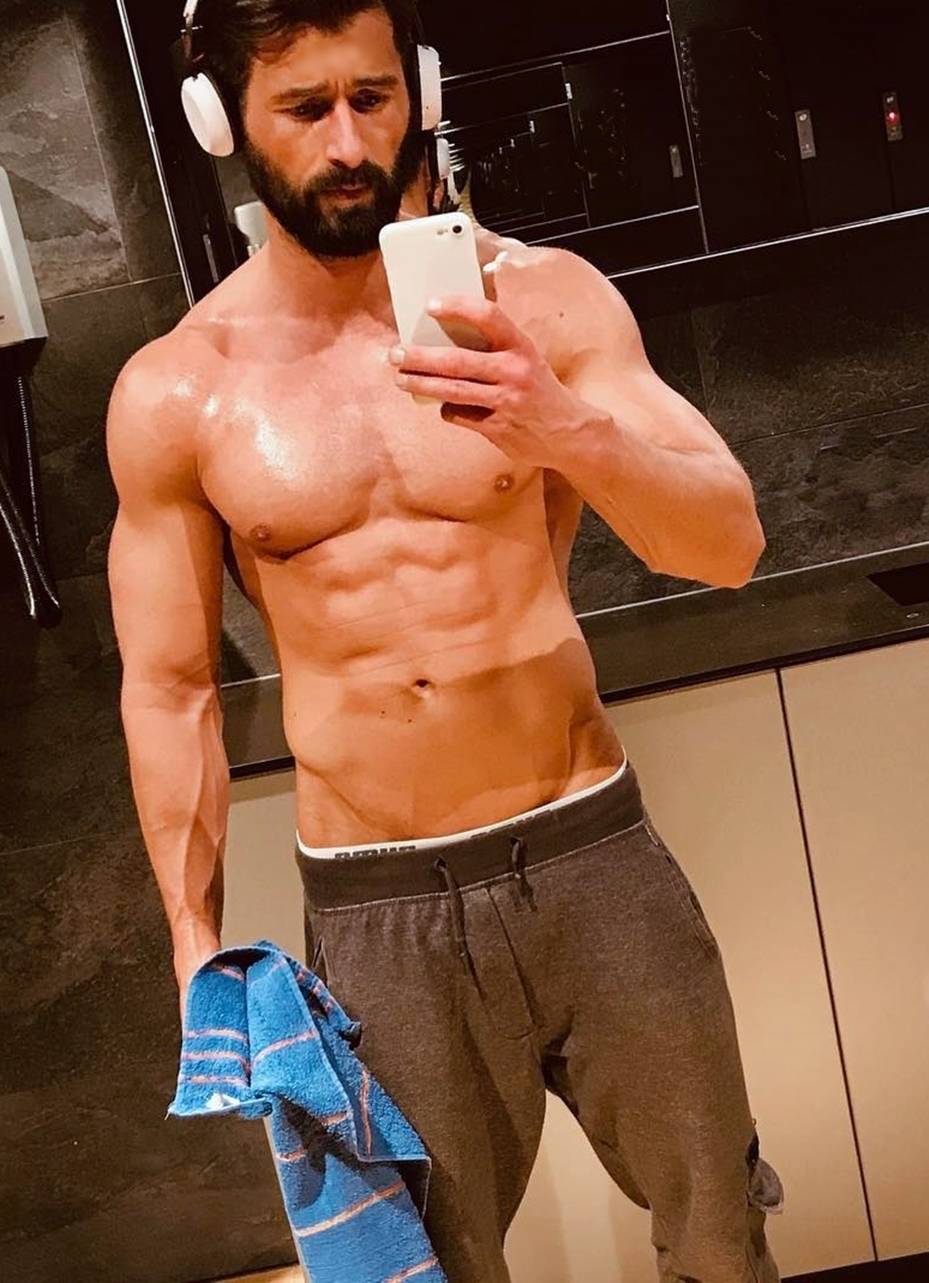 Poppin my shirtless cherry on GBGM 😲 | Scrolller