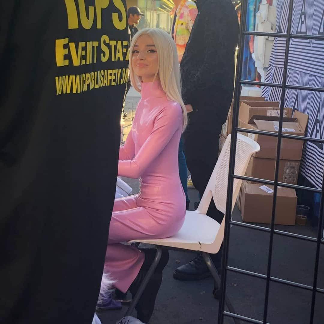 Poppy in a bodysuit | Scrolller