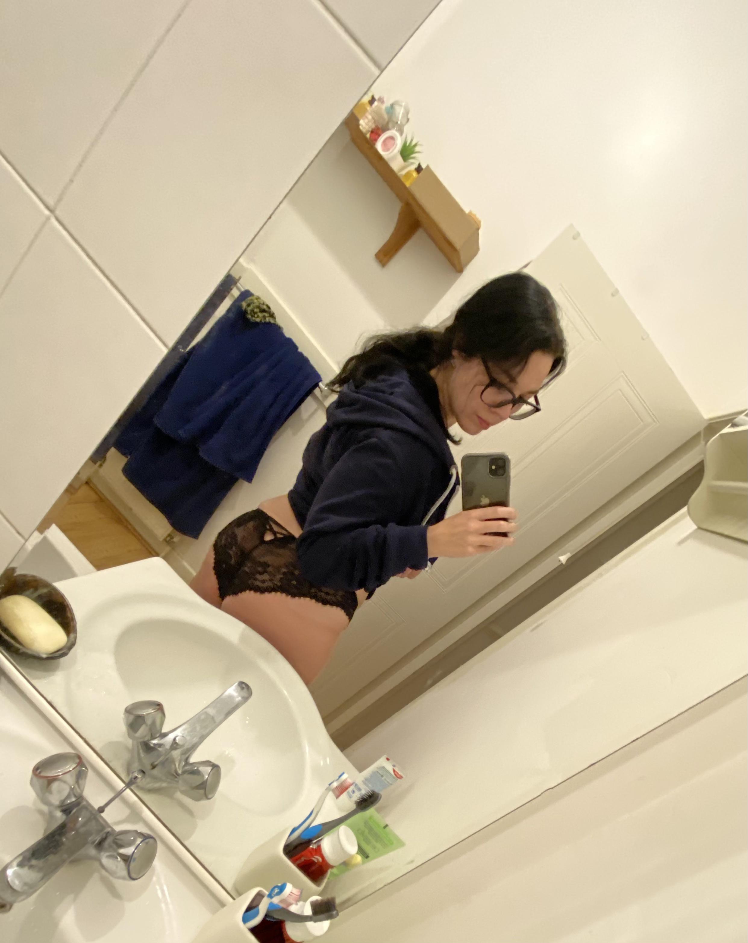 Post-work booty shot 😋 | Scrolller