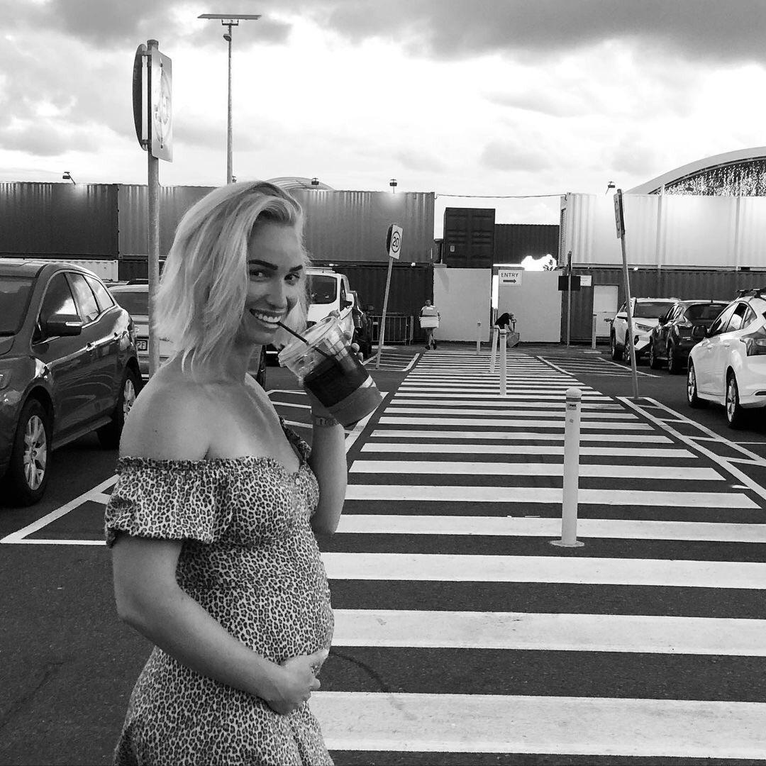 Pregnant Beauty Scrolller