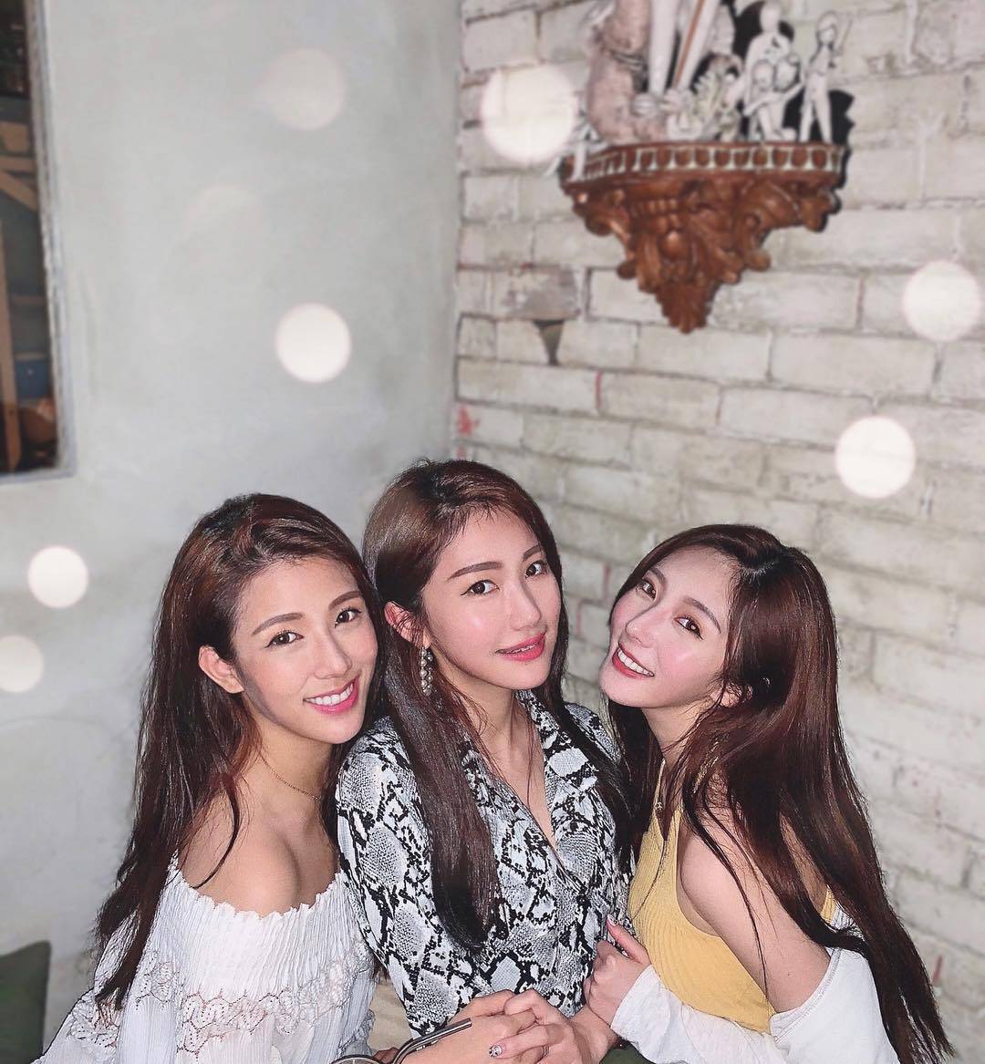 Pretty friends | Scrolller