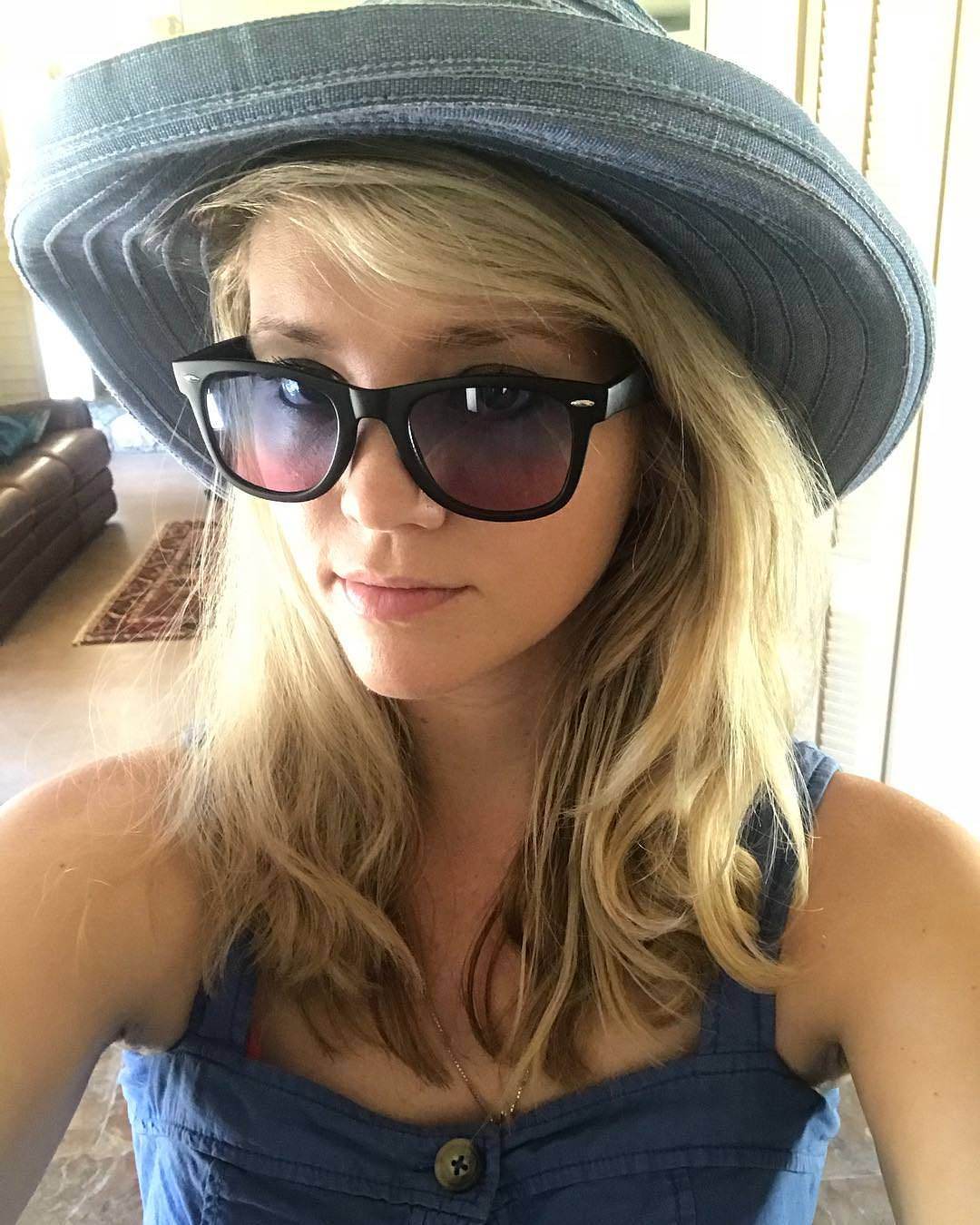 Pretty girl in a sunhat | Scrolller