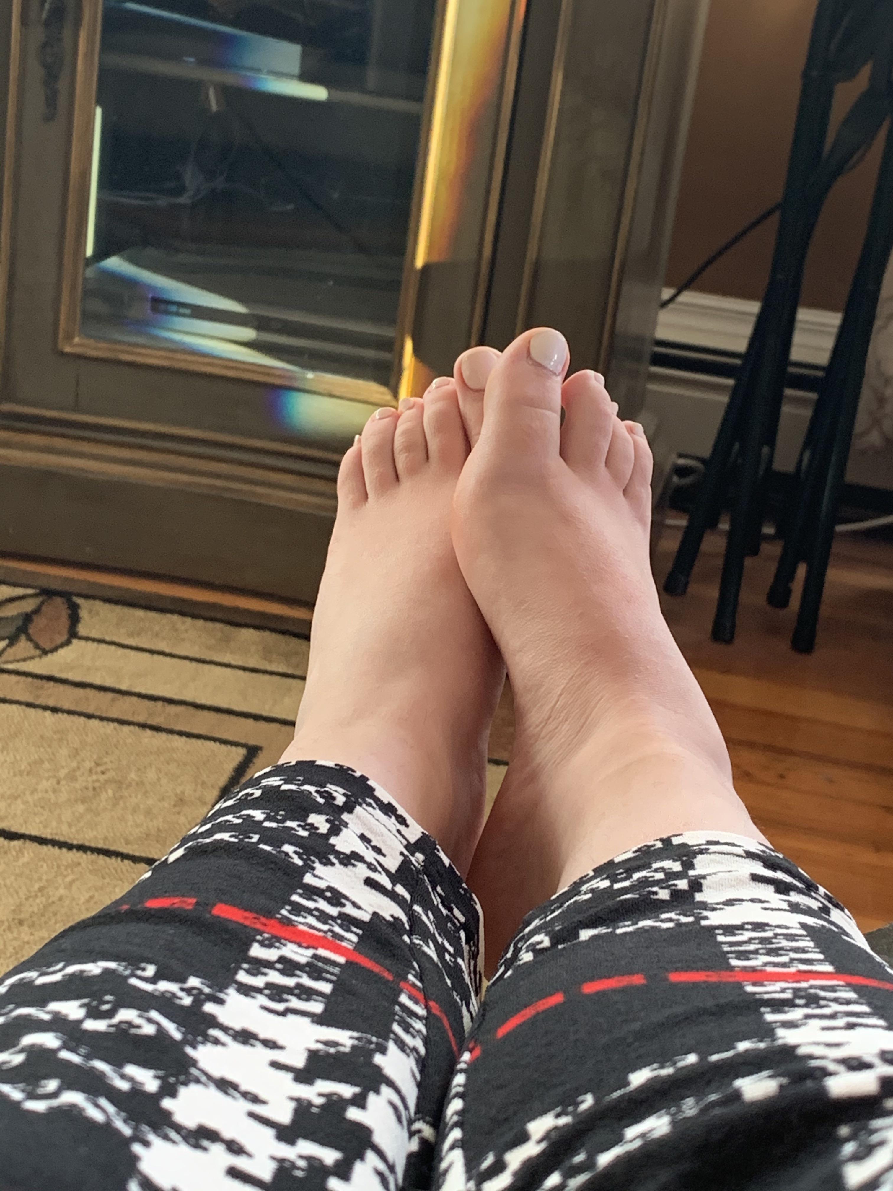 Princess needs a massage and her feet worshiped | Scrolller