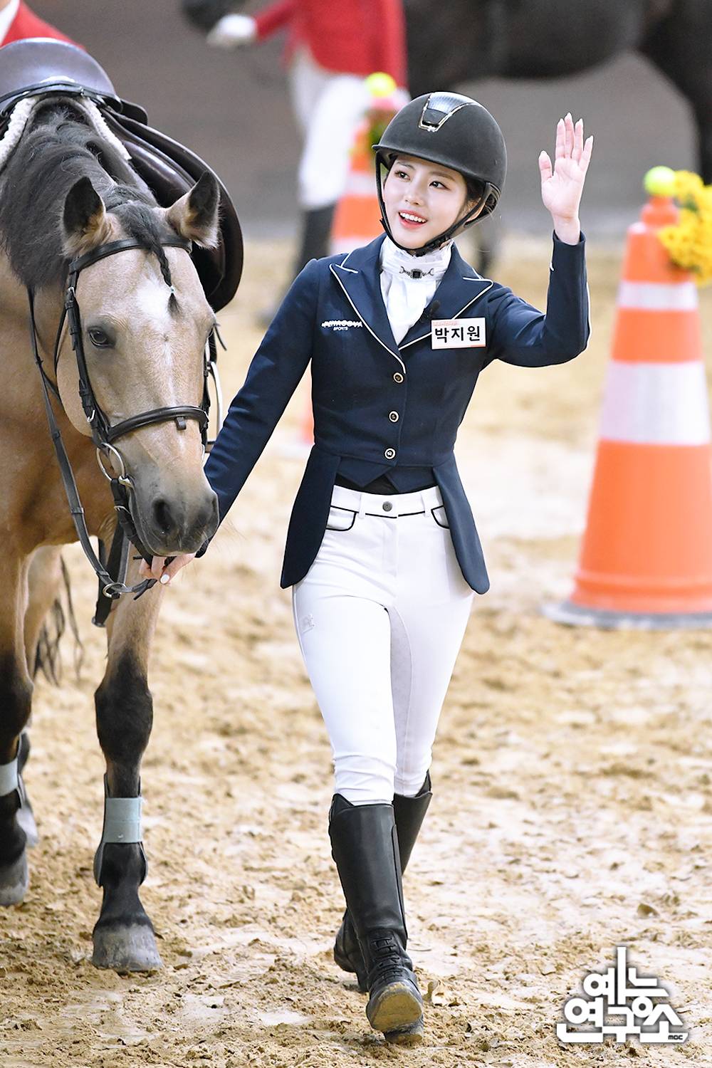 Professional horse trainer Jiwon | Scrolller