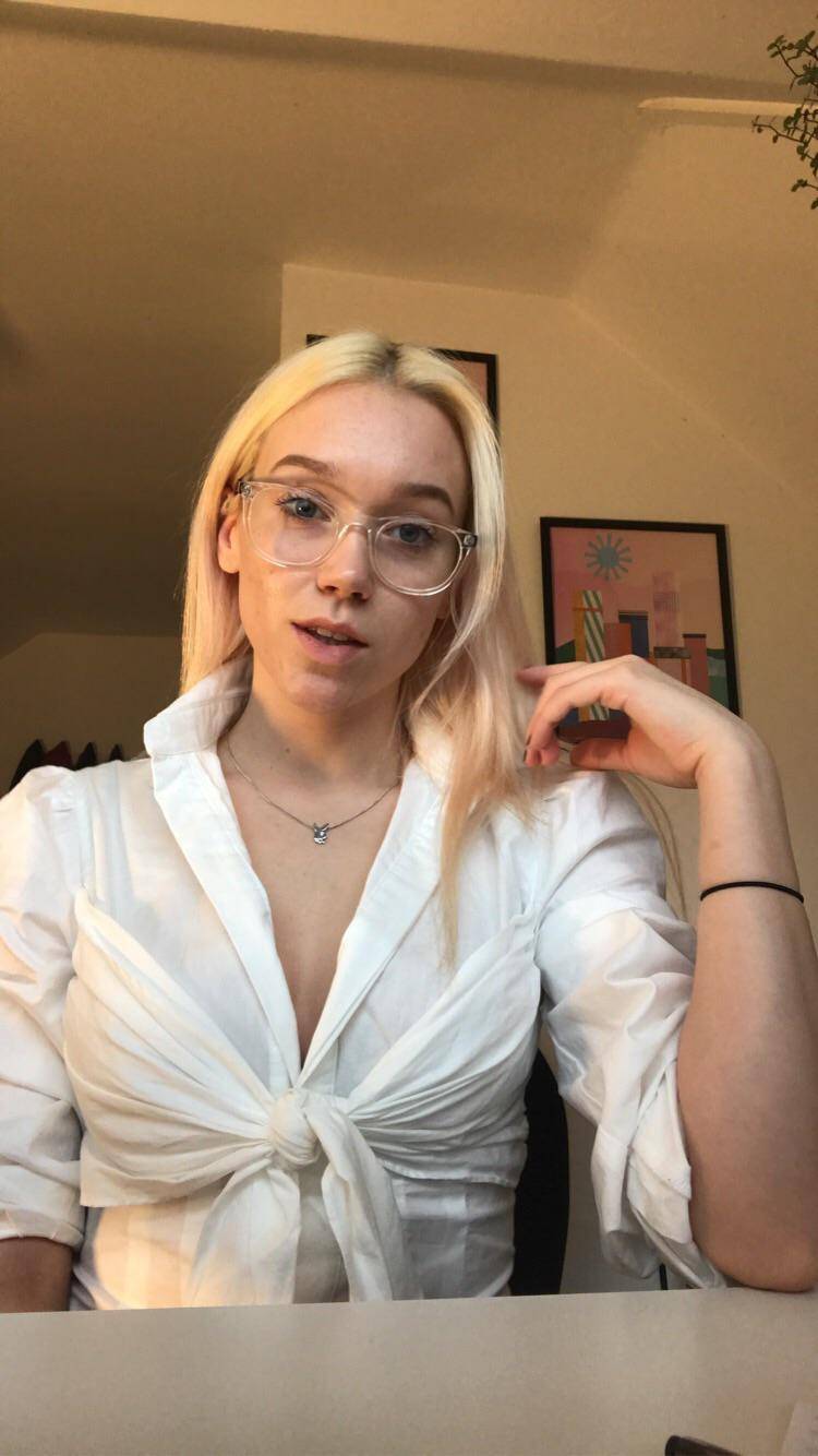 Professional ladyyy | Scrolller