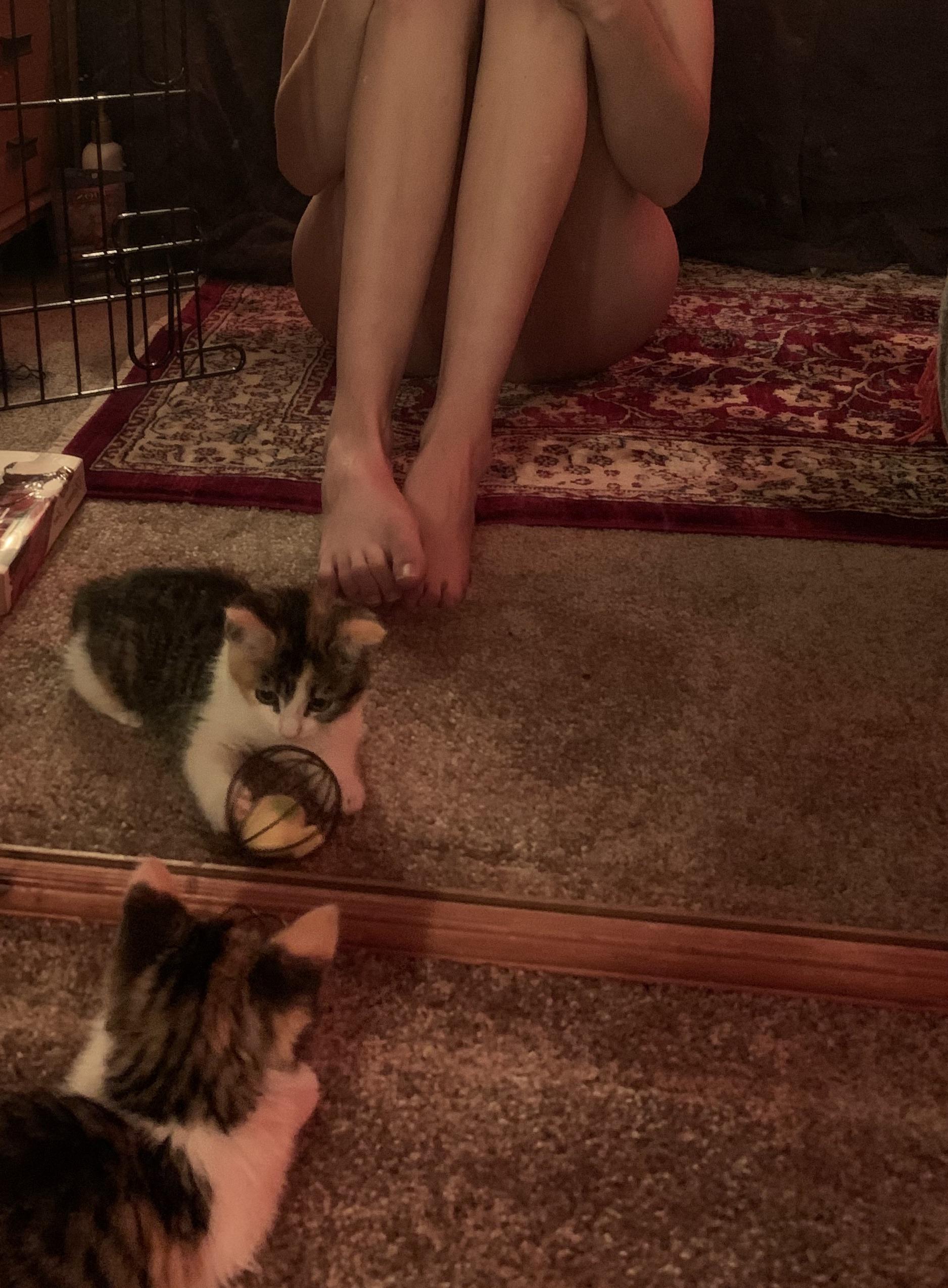 Prrrroud mamma with shy cute little feet | Scrolller