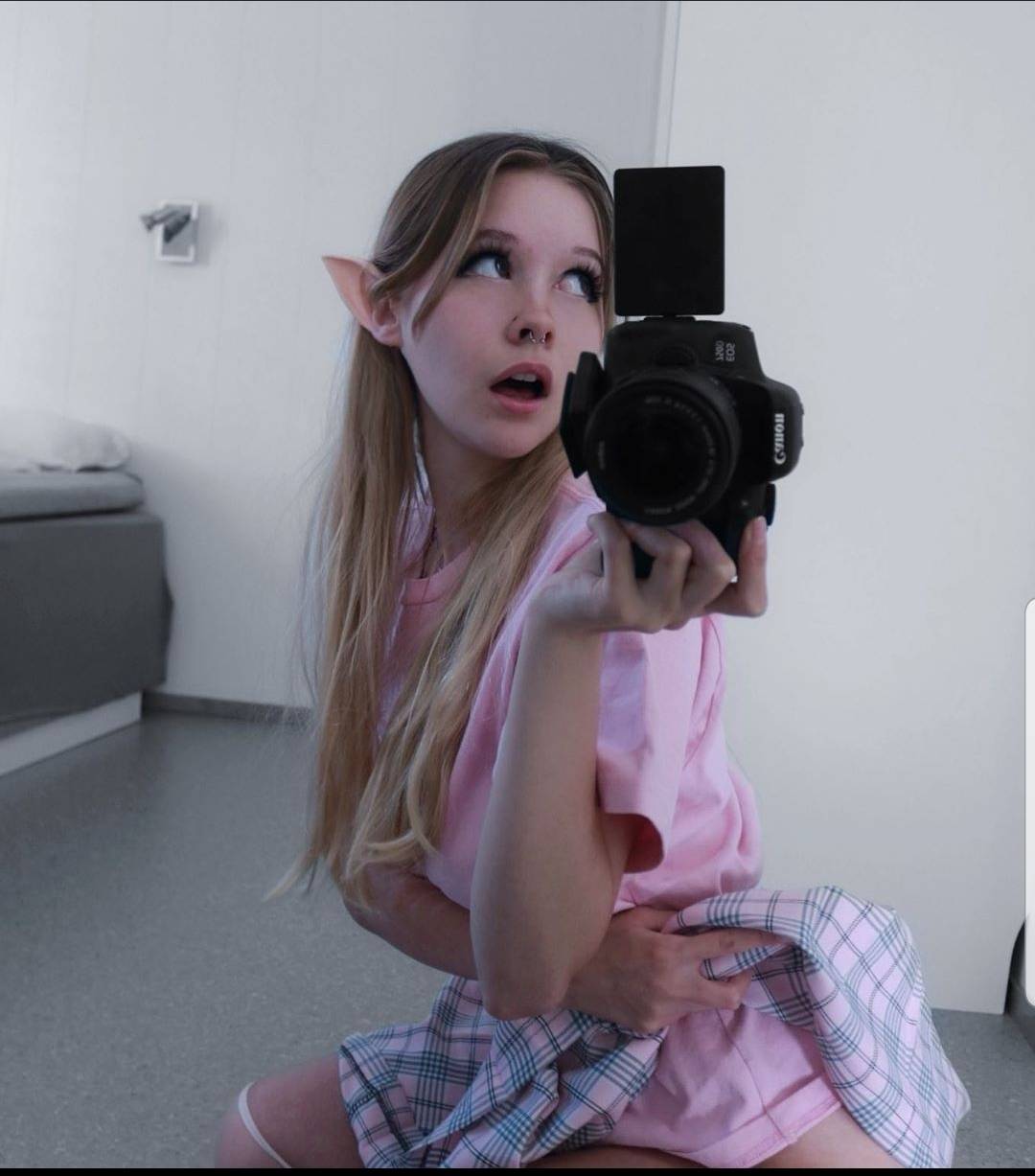 Pulling up skirt | Scrolller