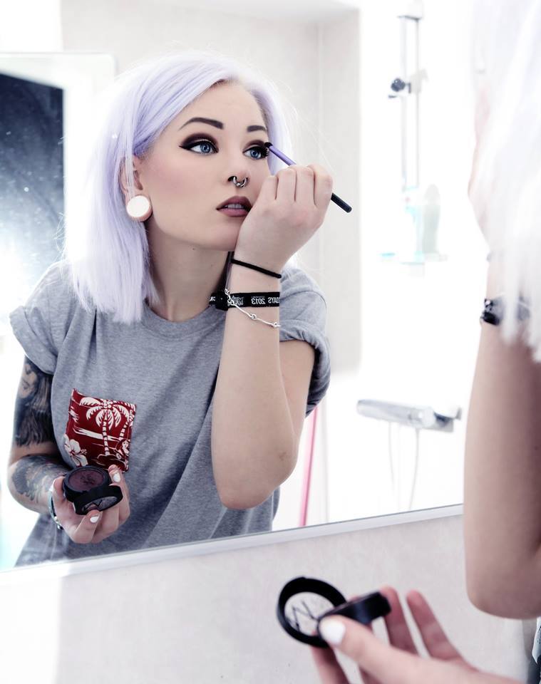 Putting on her makeup (from /r/makeupfetish) | Scrolller