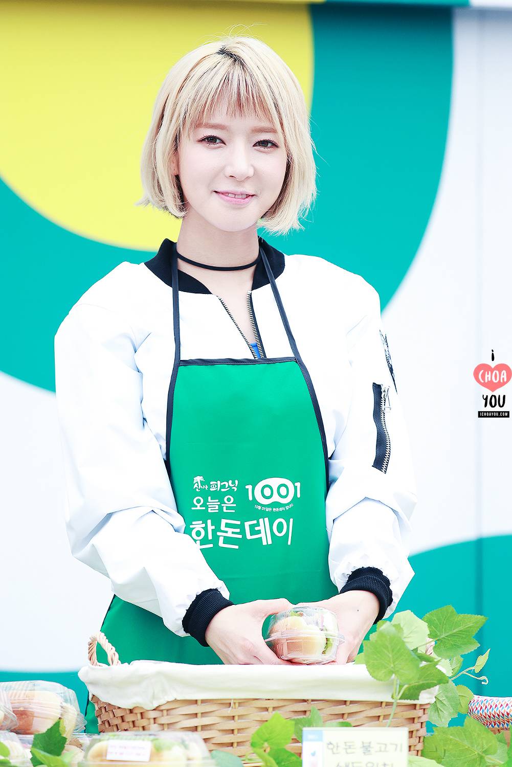 Queen in a apron | Scrolller