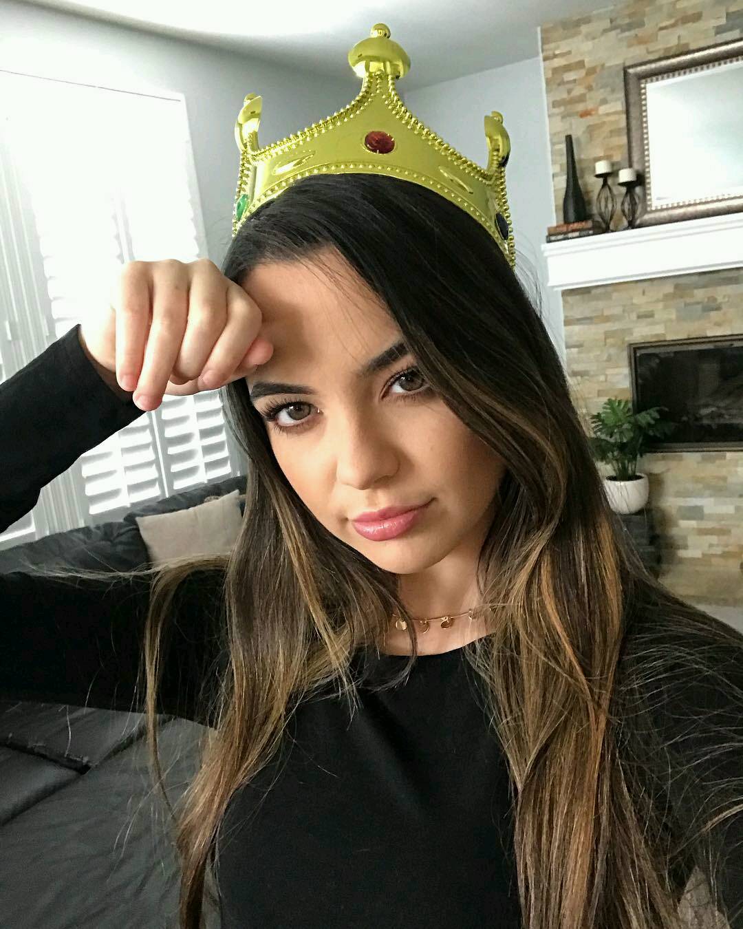 Queen - Vanessa | Scrolller