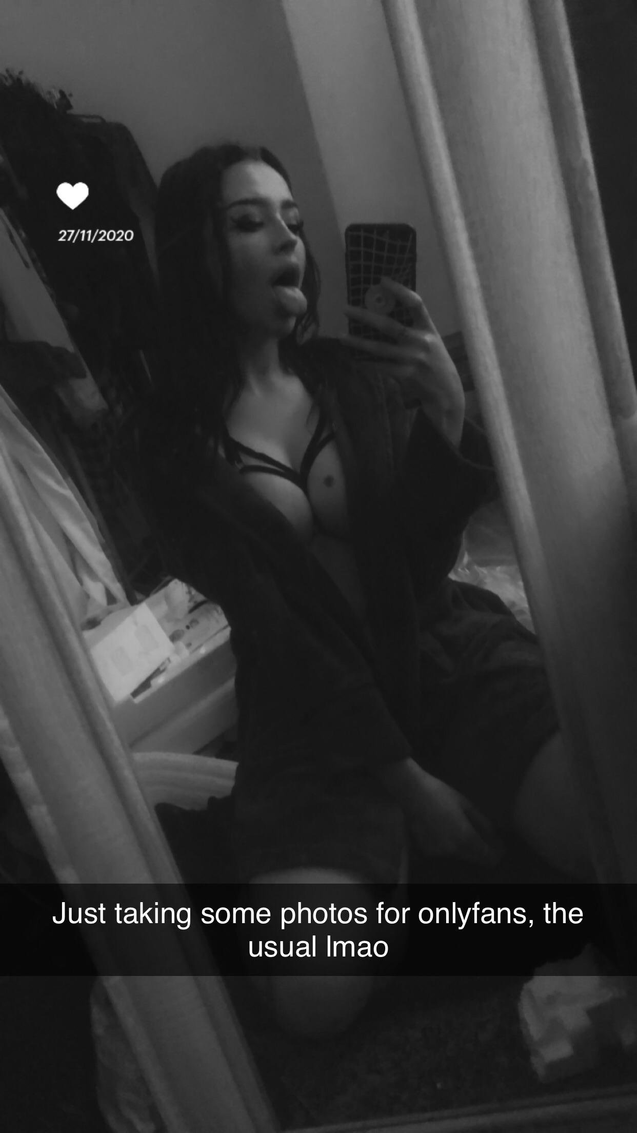 Quick Mirror Selfie 🤳 Scrolller