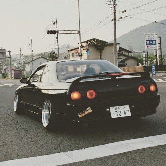 R32 | Scrolller